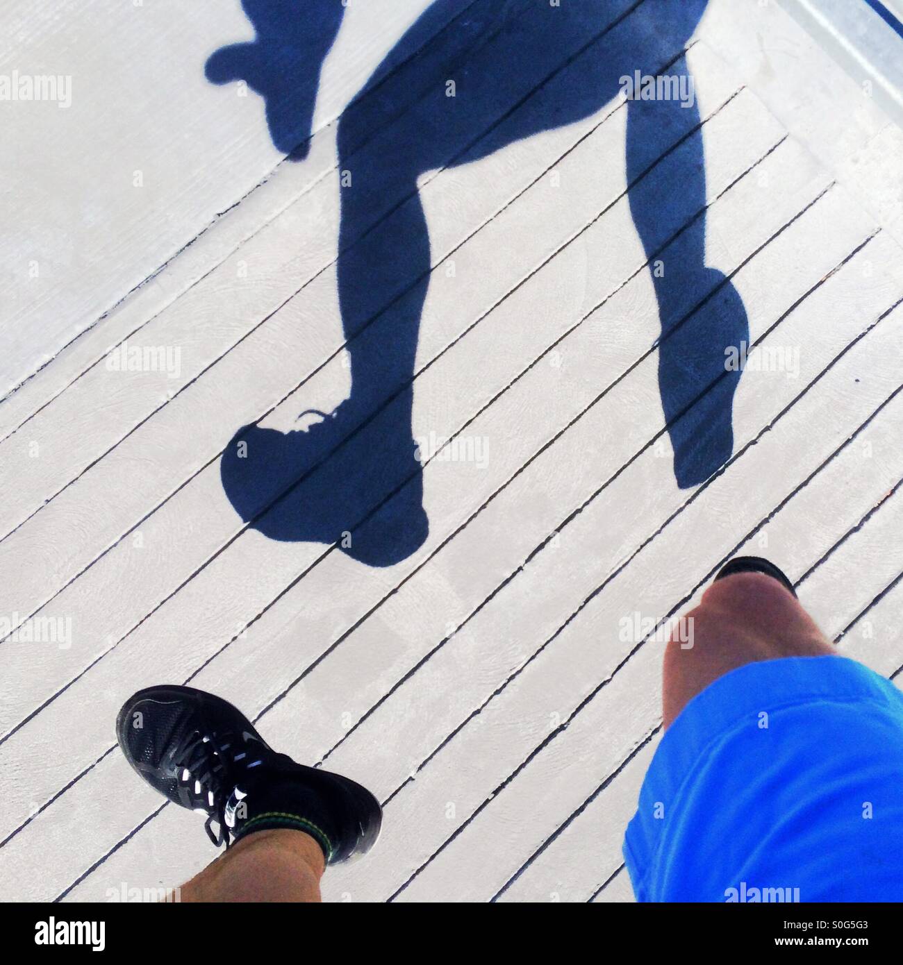 Springender mann -Fotos und -Bildmaterial in hoher Auflösung – Alamy