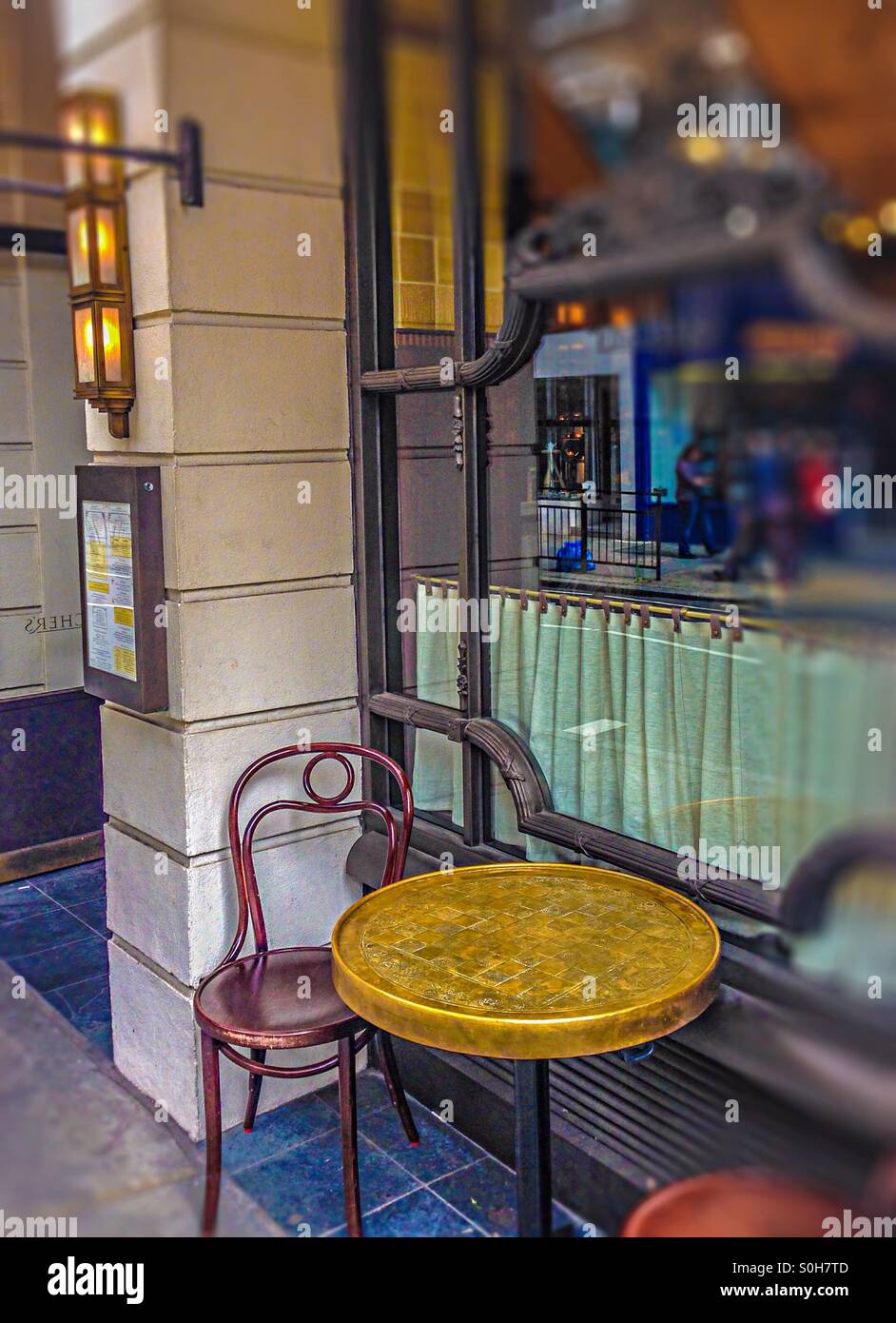 Cafe table -Fotos und -Bildmaterial in hoher Auflösung – Alamy