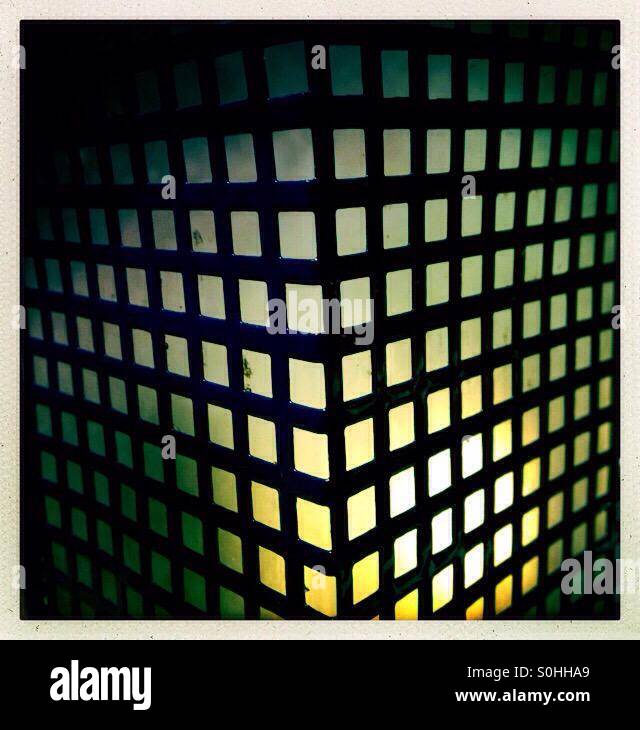 Beleuchtetes gitter -Fotos und -Bildmaterial in hoher Auflösung – Alamy