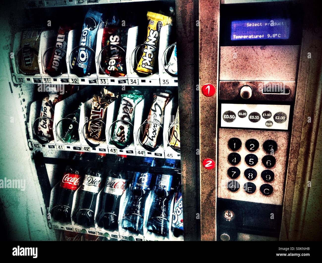 Sweets and chocolates vending machine -Fotos und -Bildmaterial in hoher ...