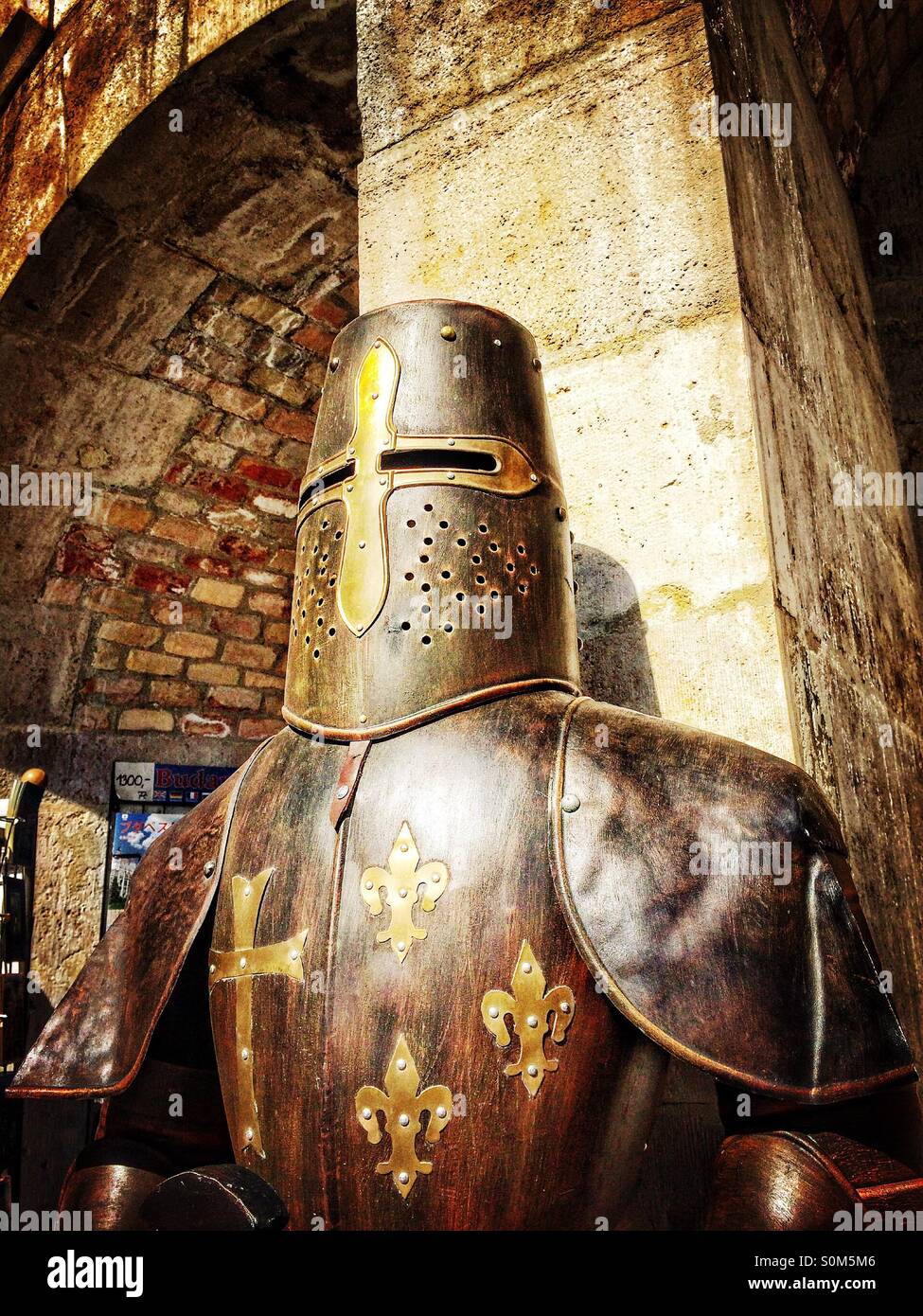 Mittelalterliche Soldat Rüstung im Burgviertel in Budapest, Ungarn ...