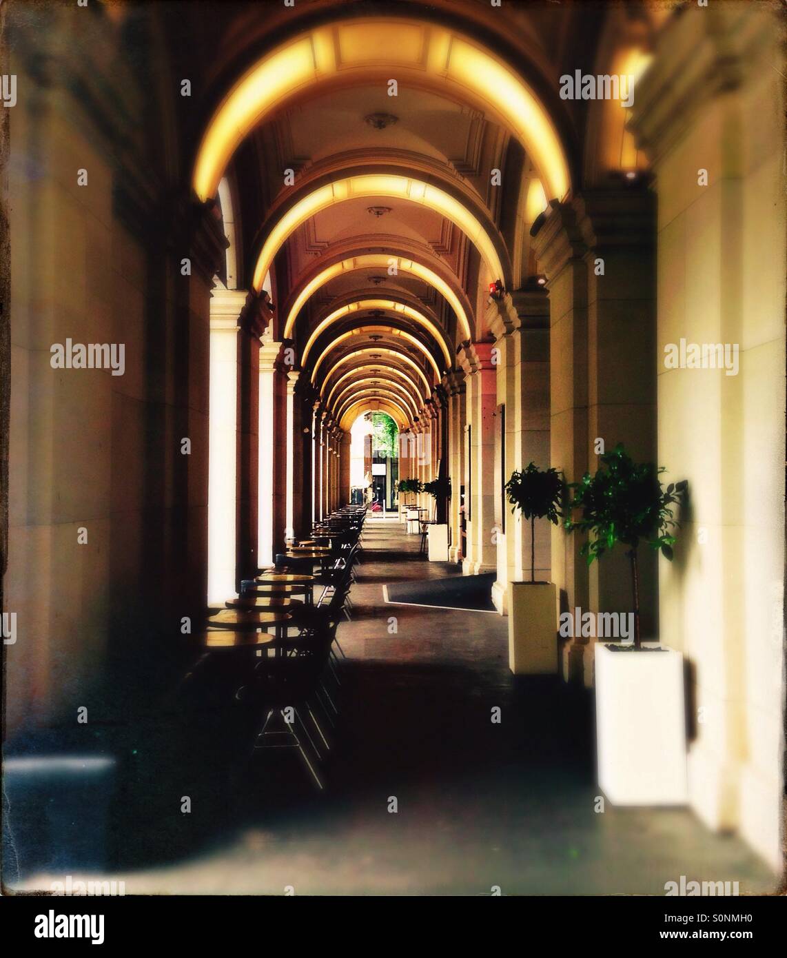 Korridor von torbögen -Fotos und -Bildmaterial in hoher Auflösung – Alamy