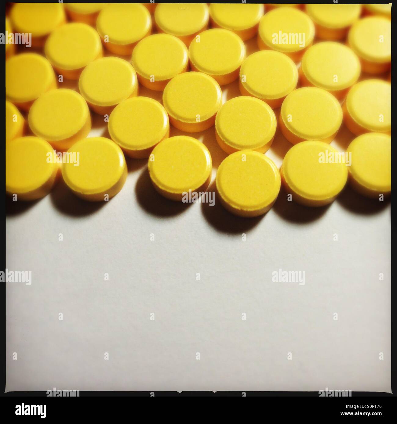 Gelbe tabletten -Fotos und -Bildmaterial in hoher Auflösung – Alamy
