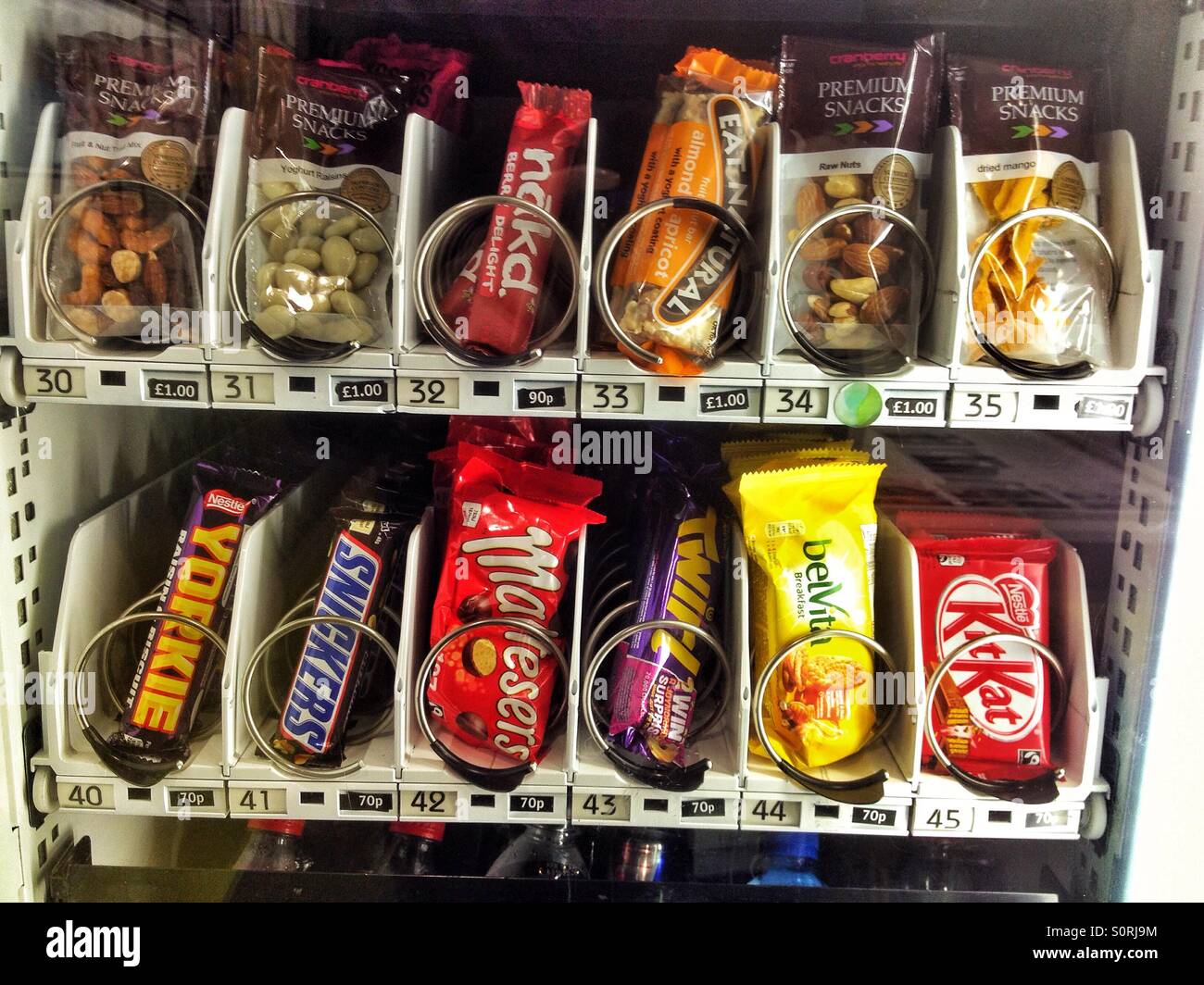 Vending machine snacks -Fotos und -Bildmaterial in hoher Auflösung ...
