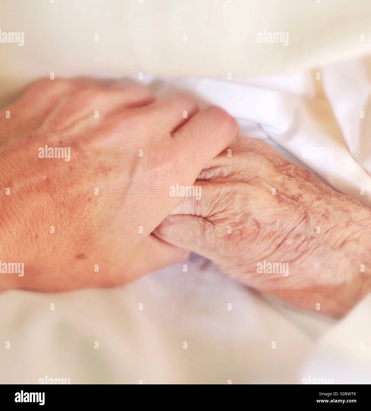 Person mit falten -Fotos und -Bildmaterial in hoher Auflösung – Alamy