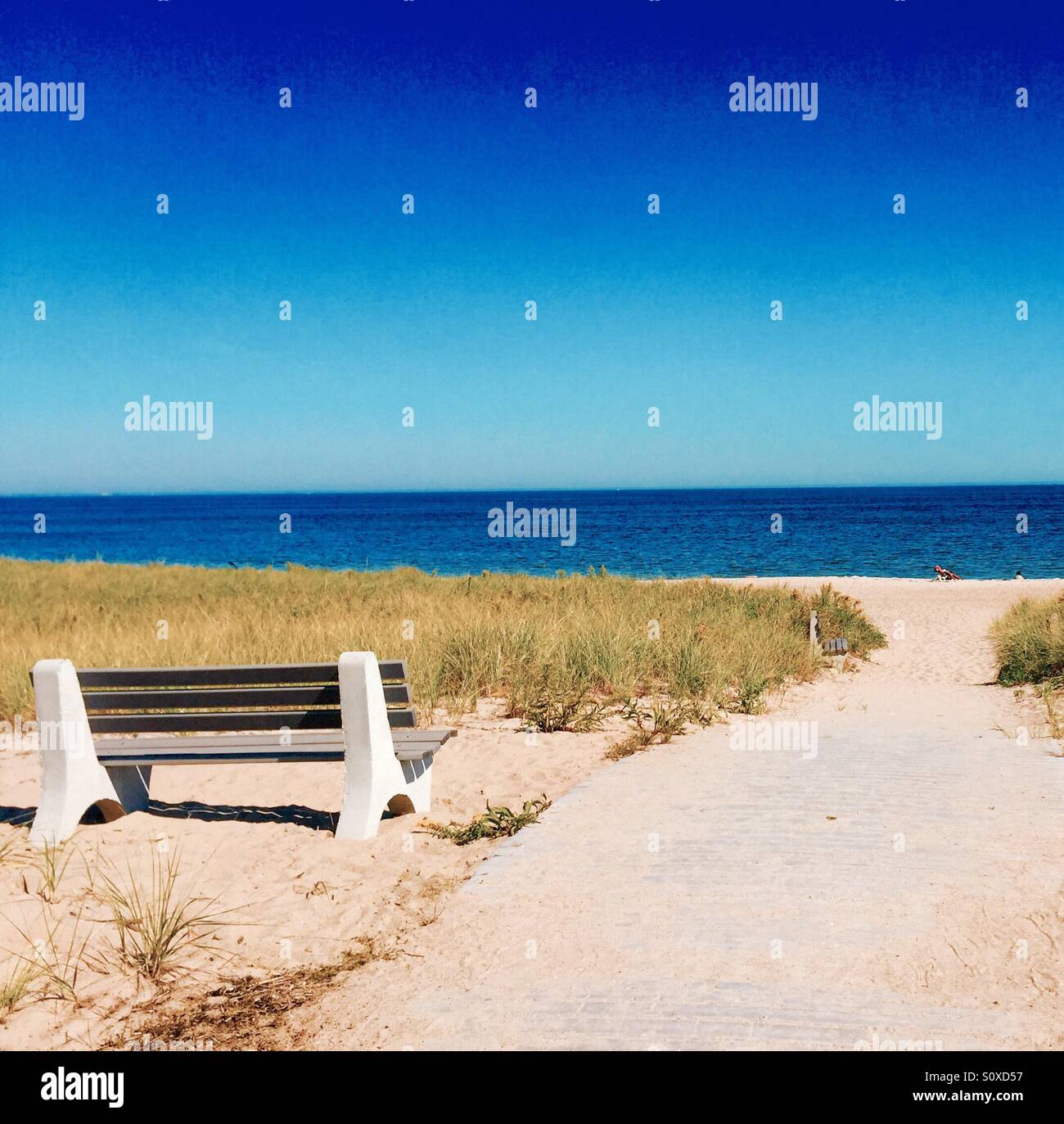 Bank am strand -Fotos und -Bildmaterial in hoher Auflösung – Alamy