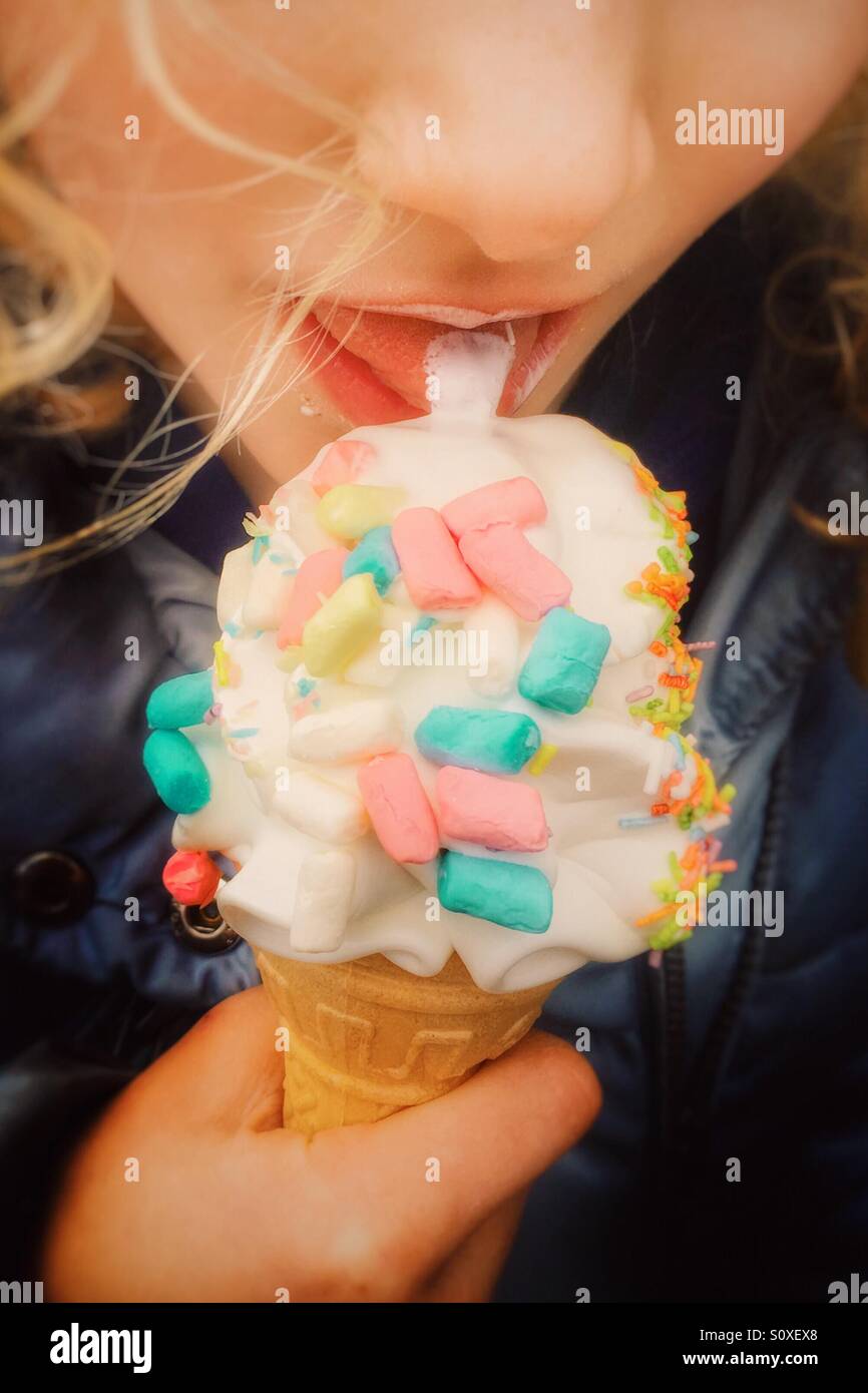 Junges Mädchen lecken Marshmallow bedeckt Eis Stockfotografie - Alamy Junges Mädchen lecken Marshmallow bedeckt Eis Stockfotografie - Alamy