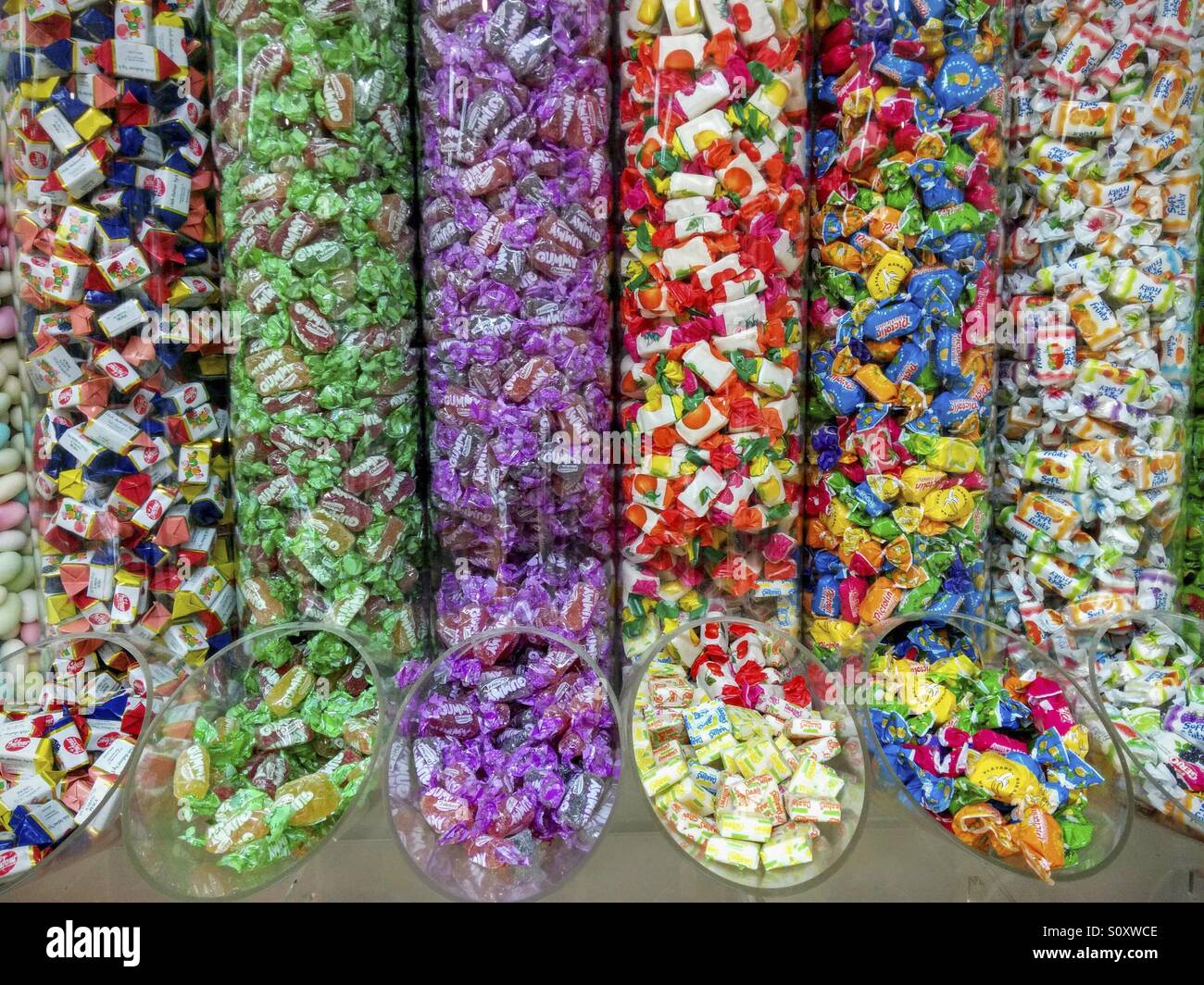 Candy spender -Fotos und -Bildmaterial in hoher Auflösung – Alamy