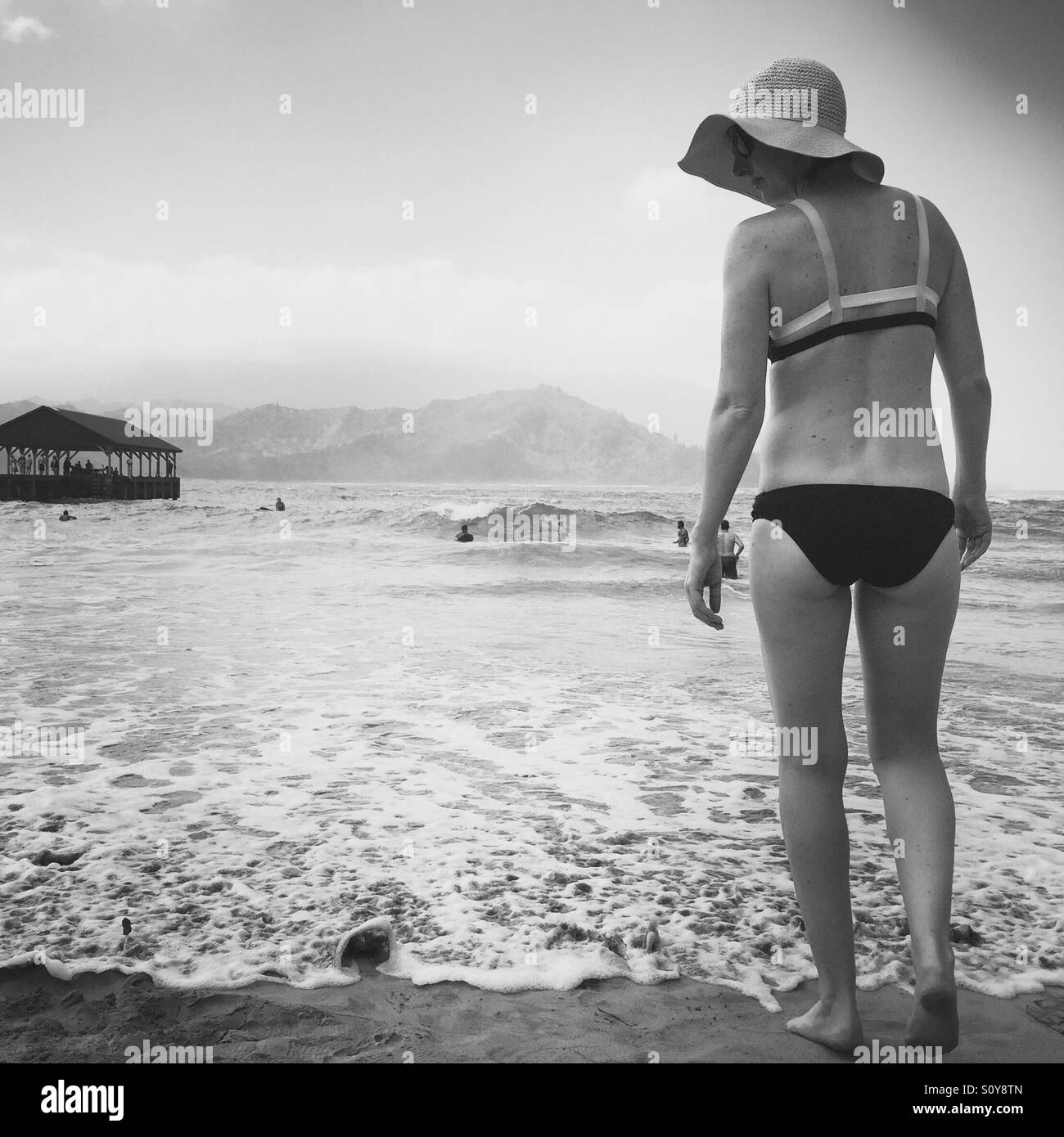 Junges Mädchen Im Bikini Am Strand Schwarzweiß Stockfotos Und Bilder