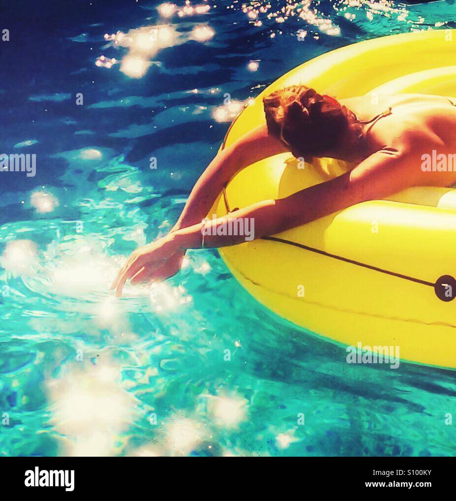 Frau Entspannung Im Pool An Einem Heißen Sonnigen Tag Stockfotografie Alamy