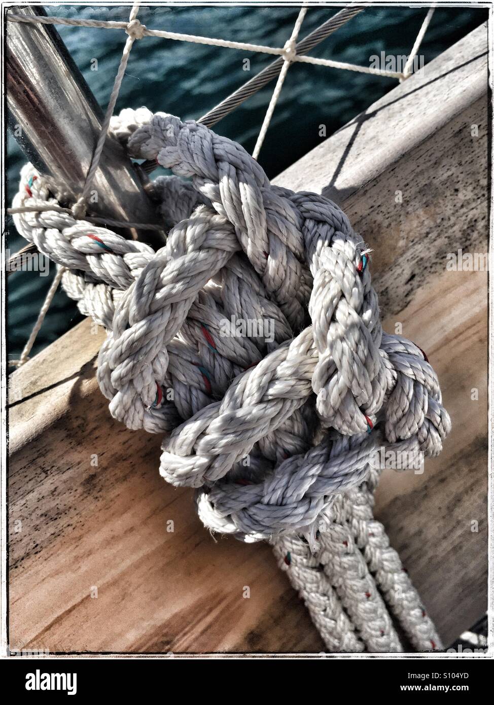 Knoten knoten geknotet -Fotos und -Bildmaterial in hoher Auflösung – Alamy