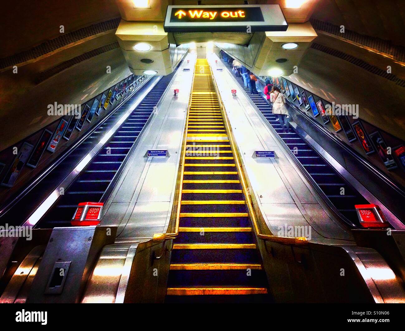 Steile rolltreppen -Fotos und -Bildmaterial in hoher Auflösung – Alamy