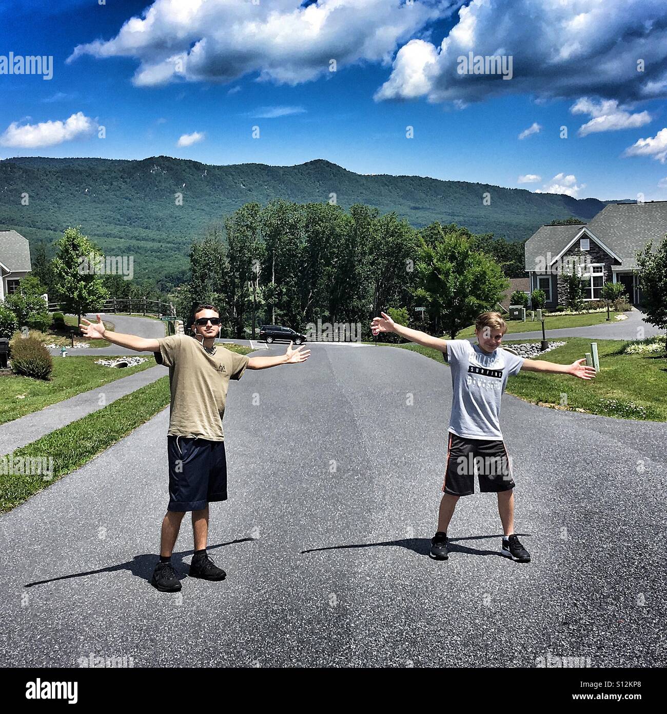 Jungs sind albern -Fotos und -Bildmaterial in hoher Auflösung – Alamy