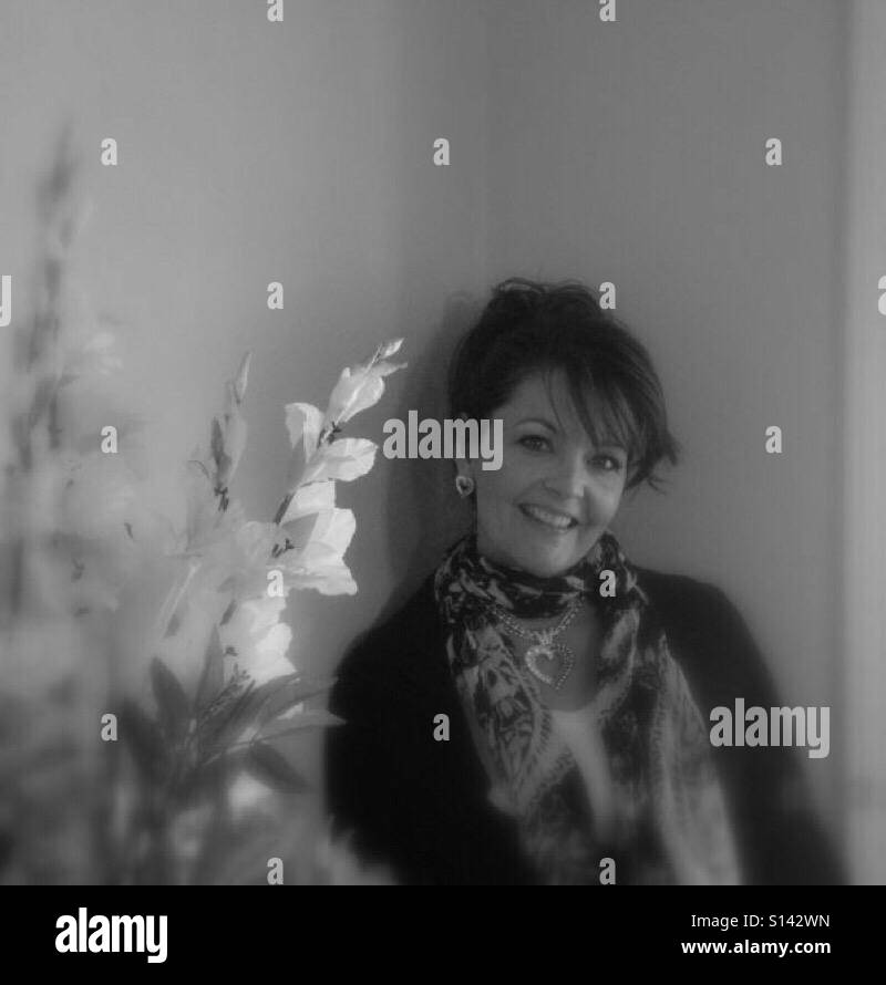 Frau in der ecke Schwarzweiß-Stockfotos und -bilder - Alamy