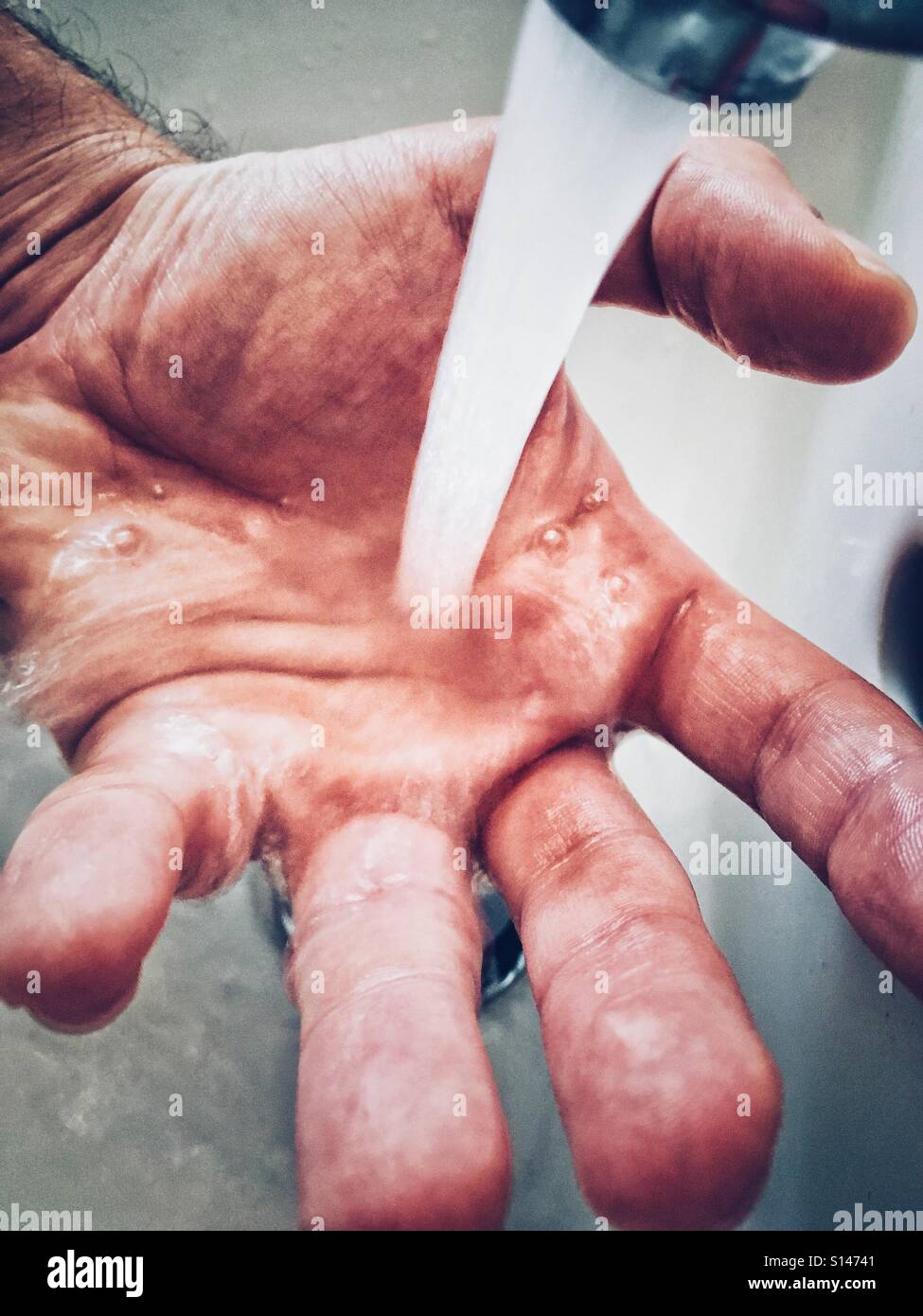 Wasser in der hand -Fotos und -Bildmaterial in hoher Auflösung – Alamy