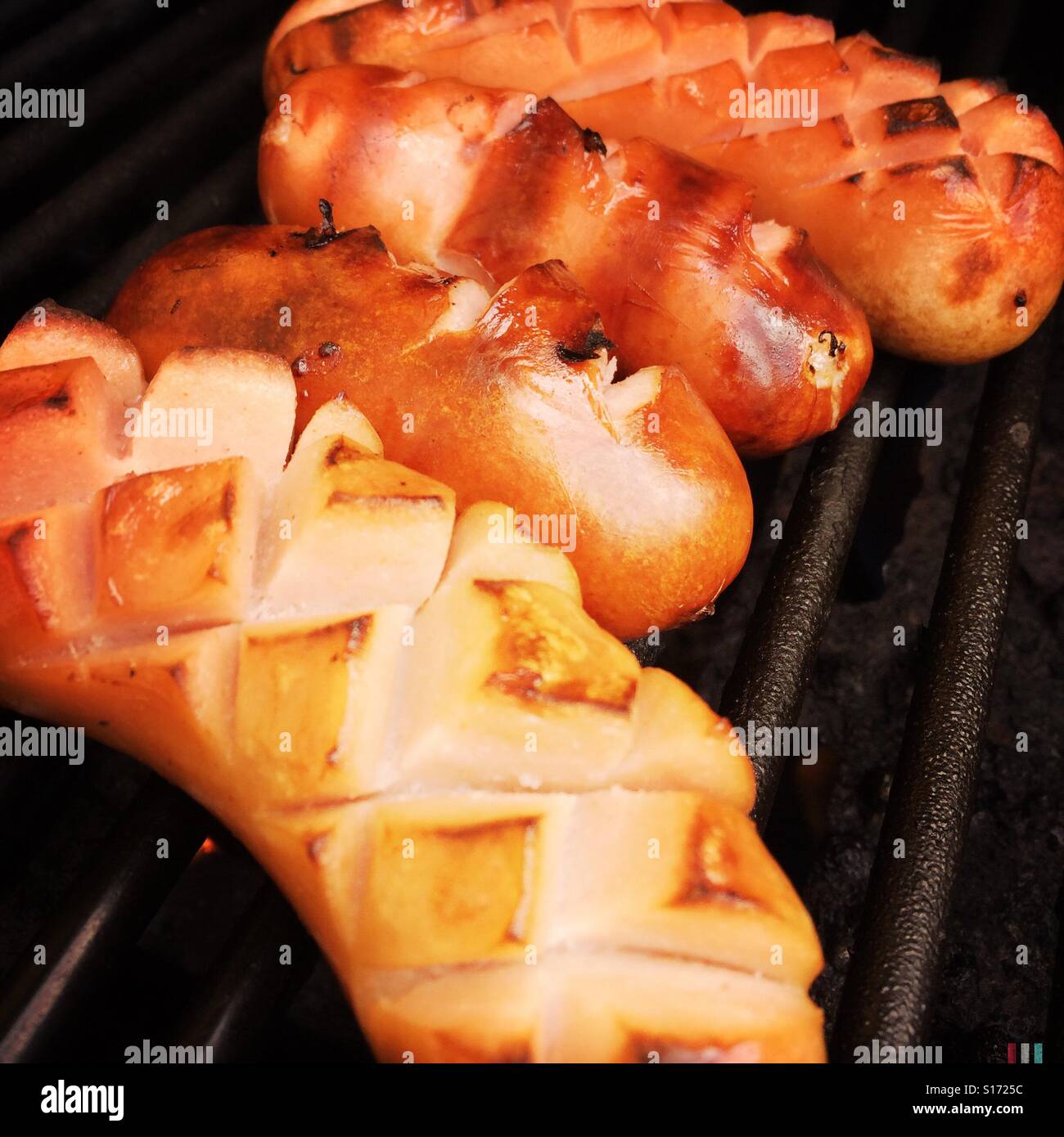 Würstchen grill -Fotos und -Bildmaterial in hoher Auflösung – Alamy