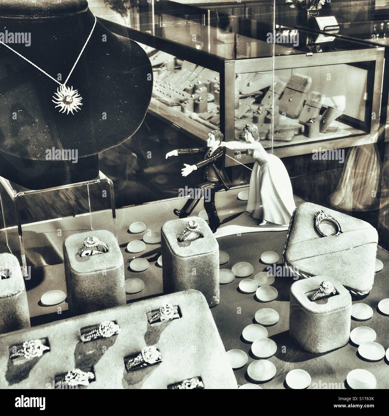 Bride and groom figurines -Fotos und -Bildmaterial in hoher Auflösung – Alamy