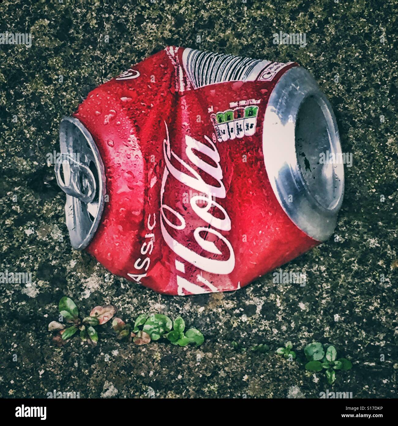 Crushed Coca Cola Can Stockfotos und -bilder Kaufen - Alamy