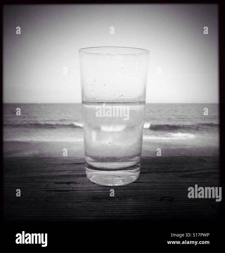 Halb voll oder halb leer -Fotos und -Bildmaterial in hoher Auflösung ...