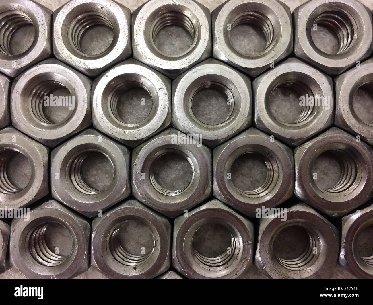 Metal nuts and bolts -Fotos und -Bildmaterial in hoher Auflösung – Alamy