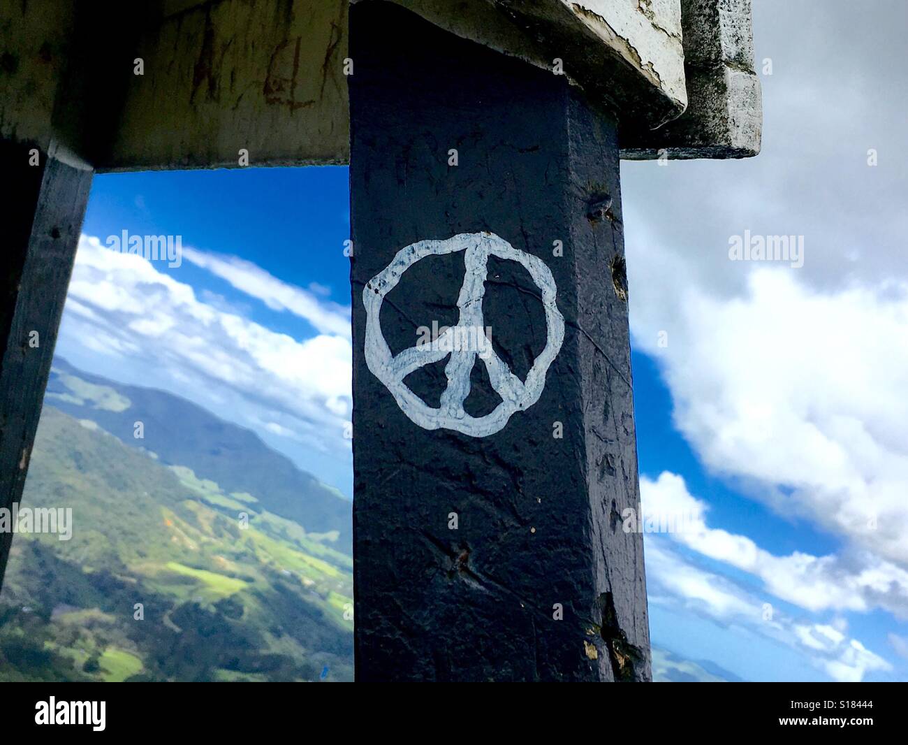 Friedenszeichen machen -Fotos und -Bildmaterial in hoher Auflösung – Alamy