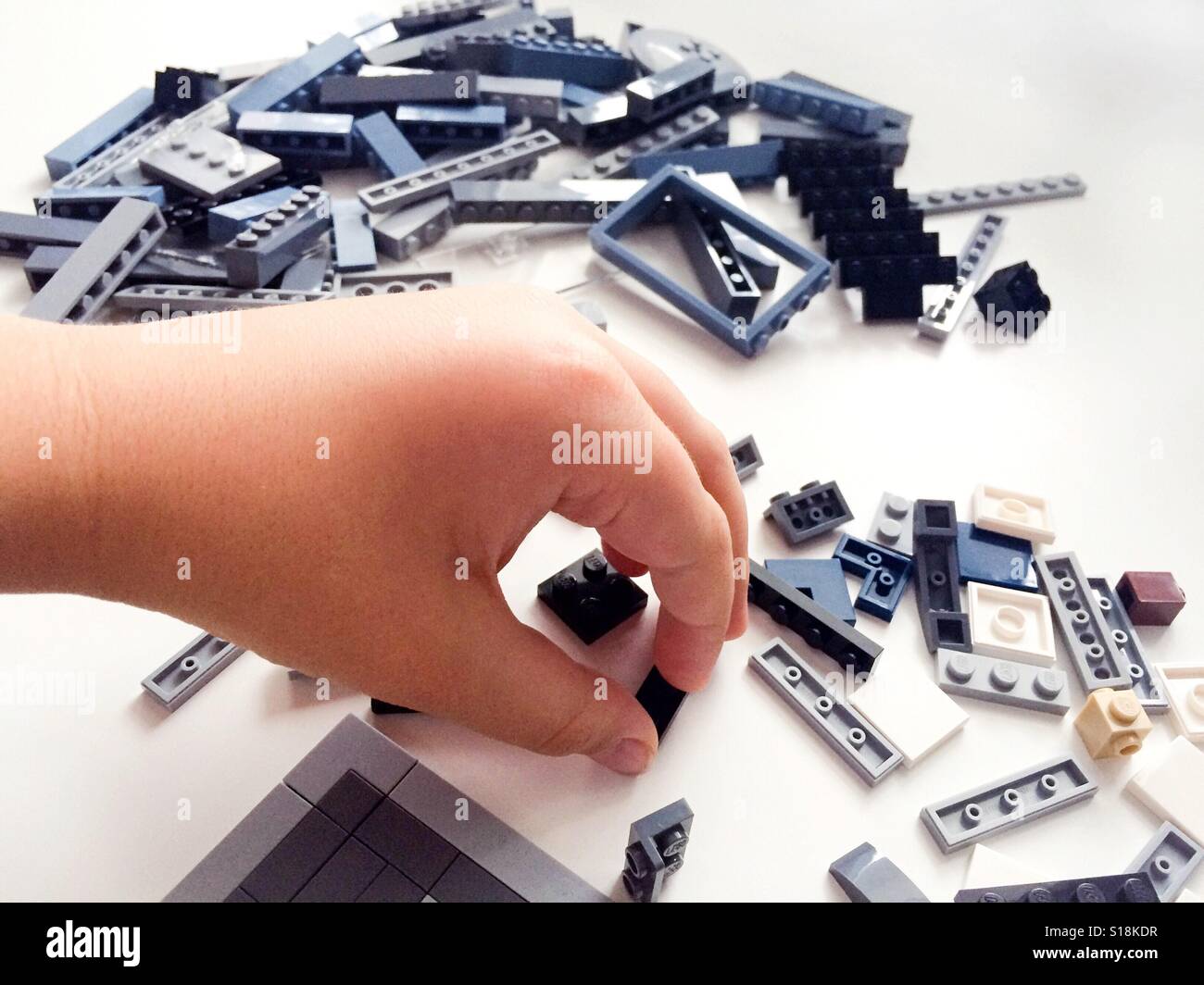 Lego hands -Fotos und -Bildmaterial in hoher Auflösung – Alamy