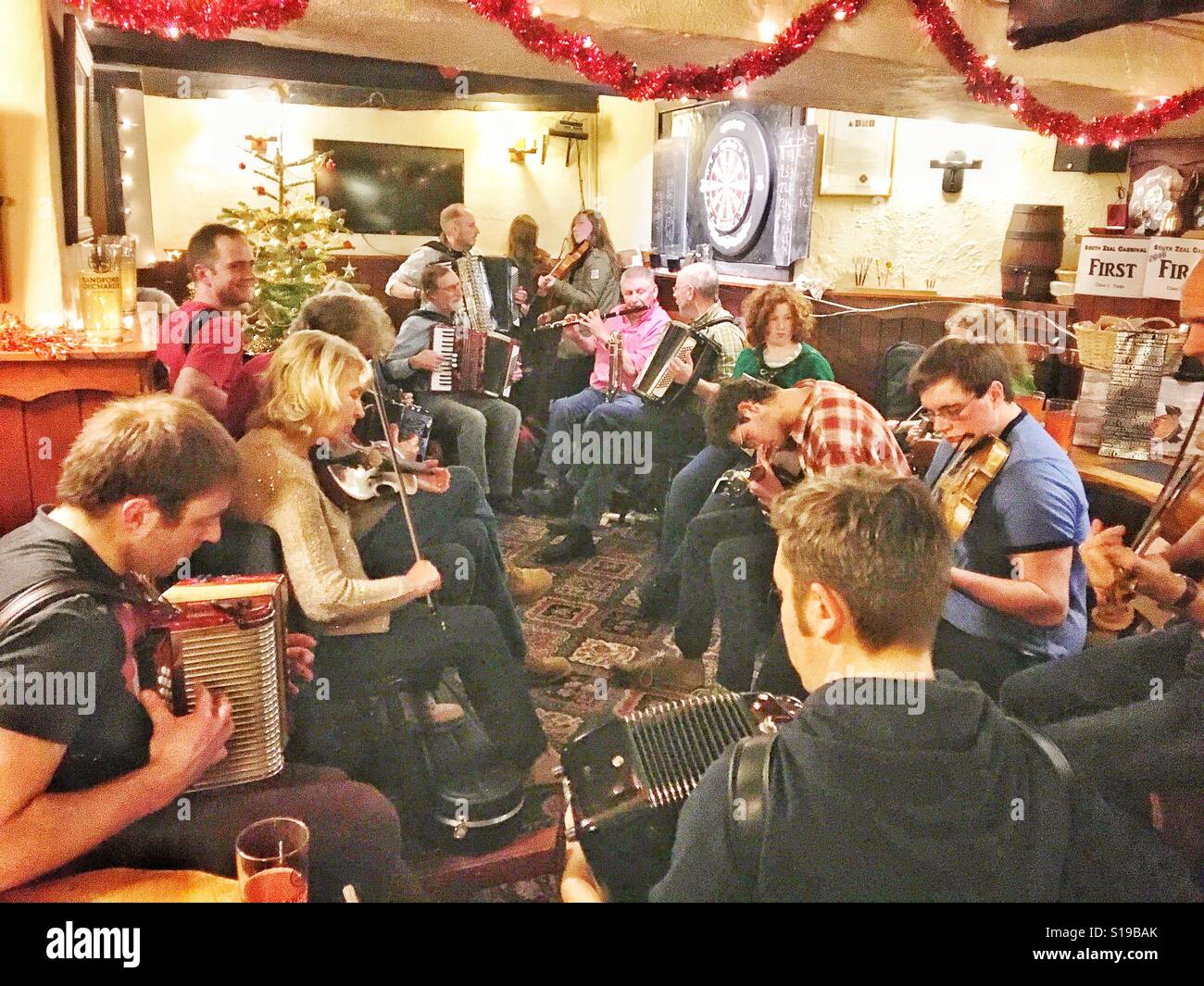 Traditionelle Englische Volksmusik Stockfotos und -bilder Kaufen - Alamy