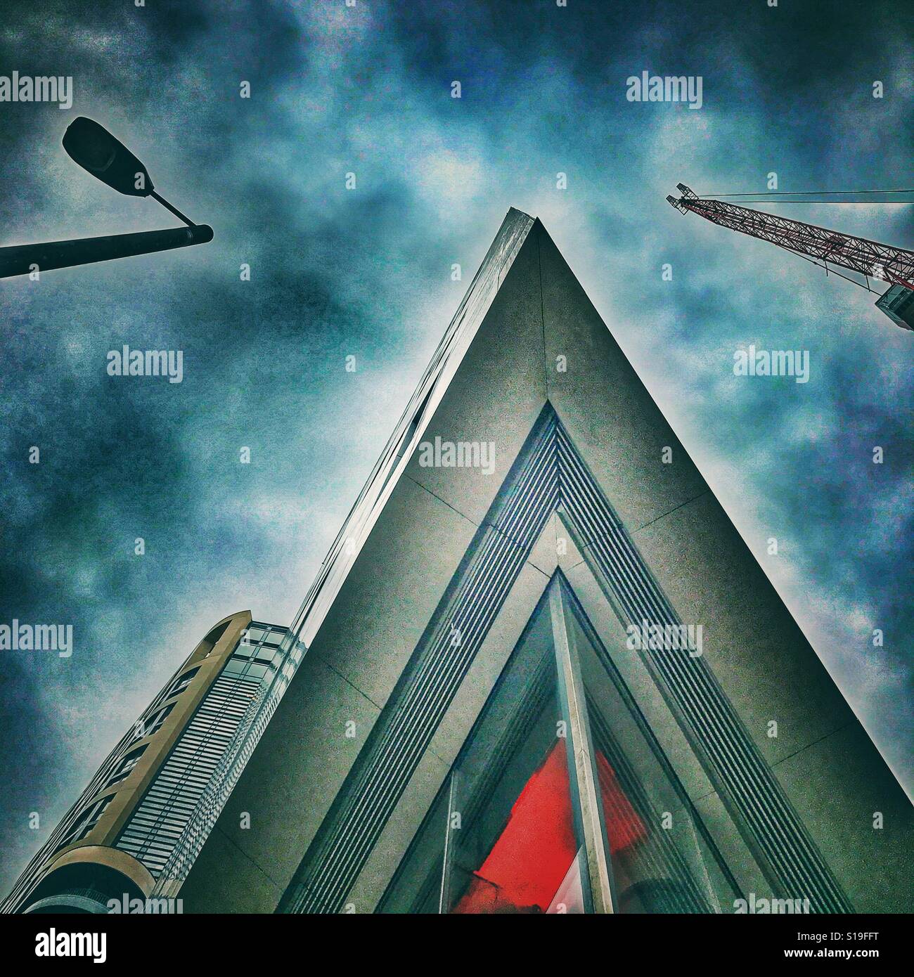 Blickte zu einem Spitzen Gebäude Stockfotografie - Alamy