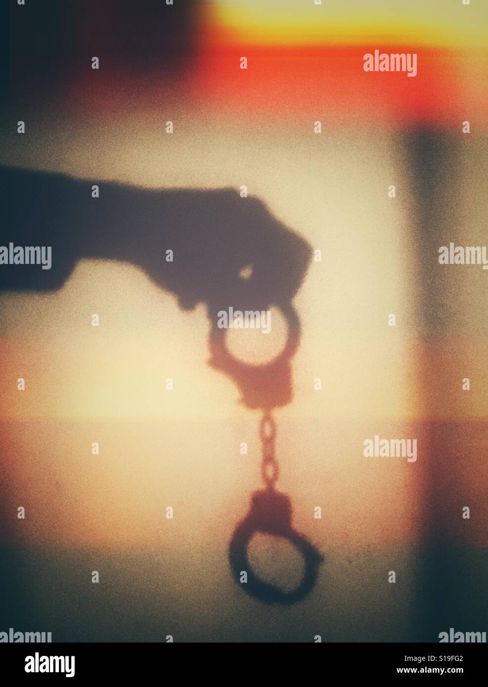 Handcuffed handcuffs -Fotos und -Bildmaterial in hoher Auflösung – Alamy