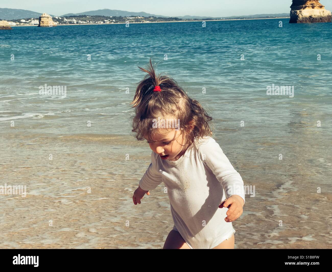 Kleinkinder am strand -Fotos und -Bildmaterial in hoher Auflösung – Alamy