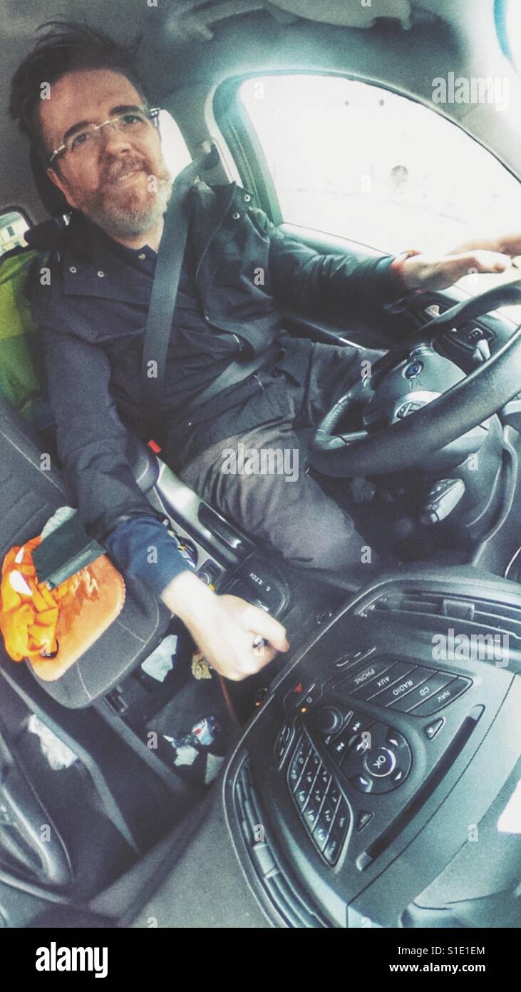 Mann auto fahren -Fotos und -Bildmaterial in hoher Auflösung – Alamy