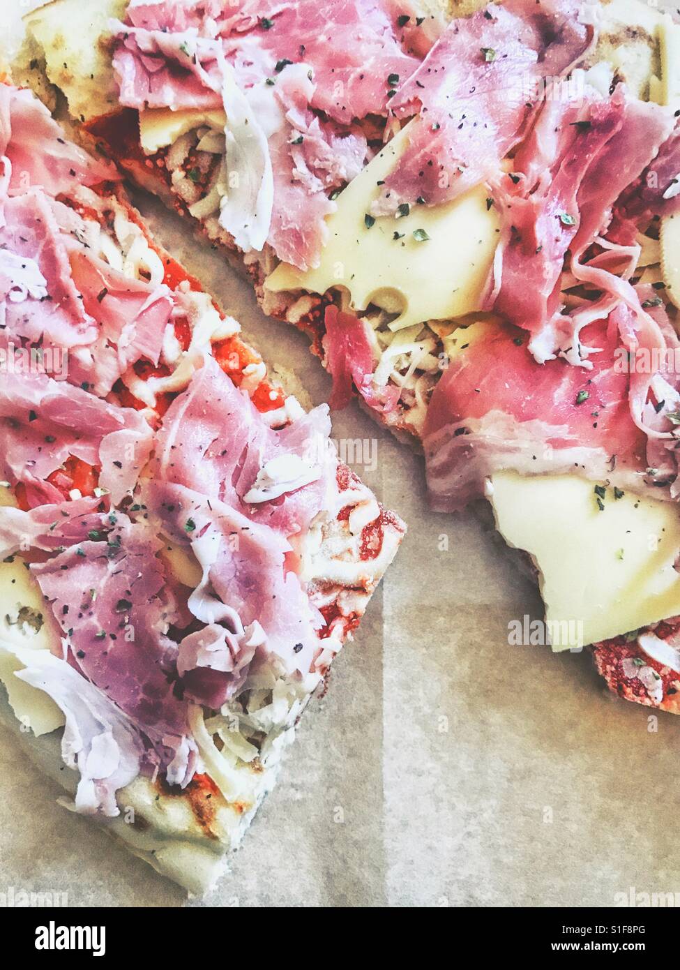 Pizza fertig zum backen -Fotos und -Bildmaterial in hoher Auflösung – Alamy