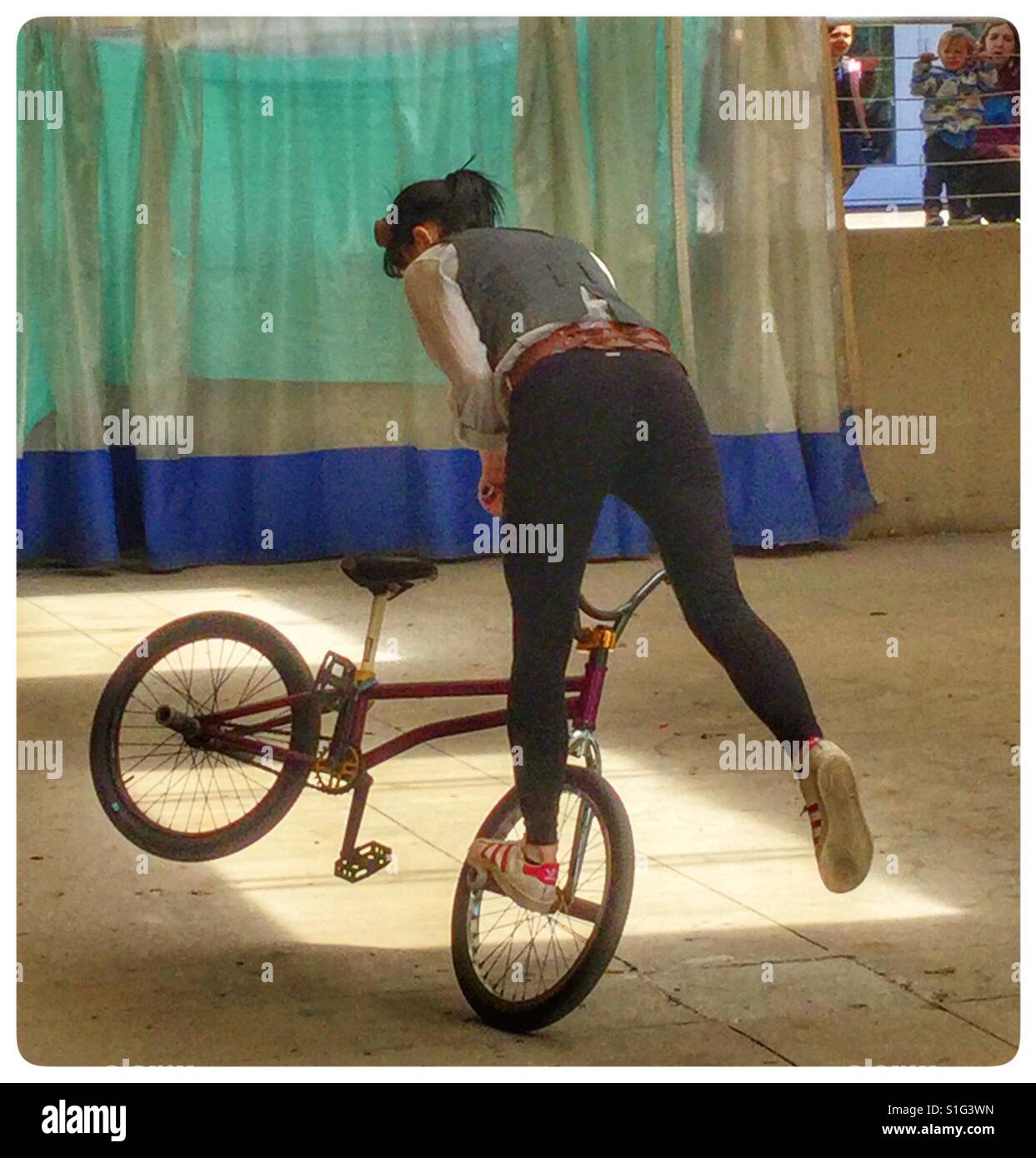 Bike tricks -Fotos und -Bildmaterial in hoher Auflösung – Alamy
