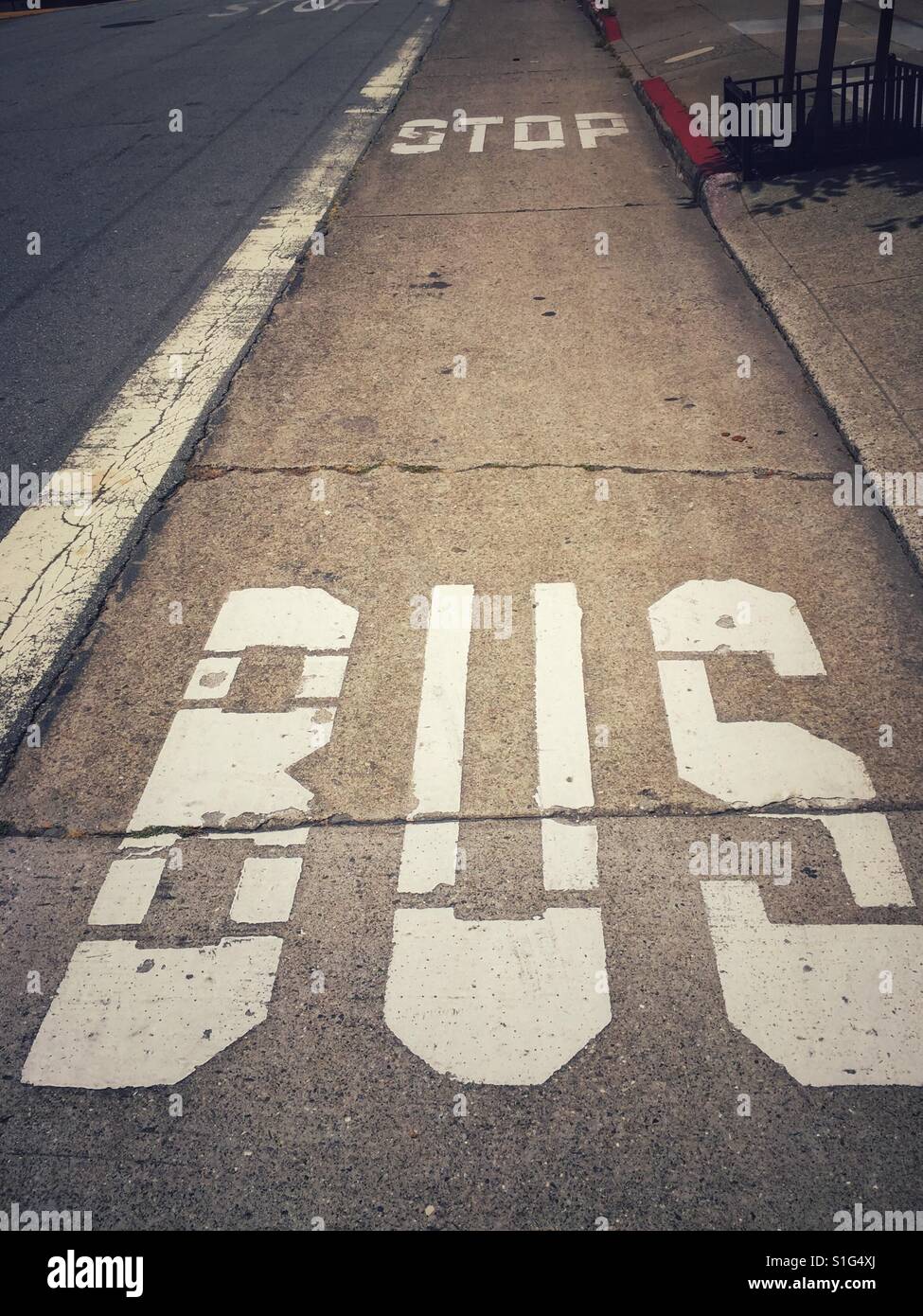 Bus stop signs -Fotos und -Bildmaterial in hoher Auflösung – Alamy