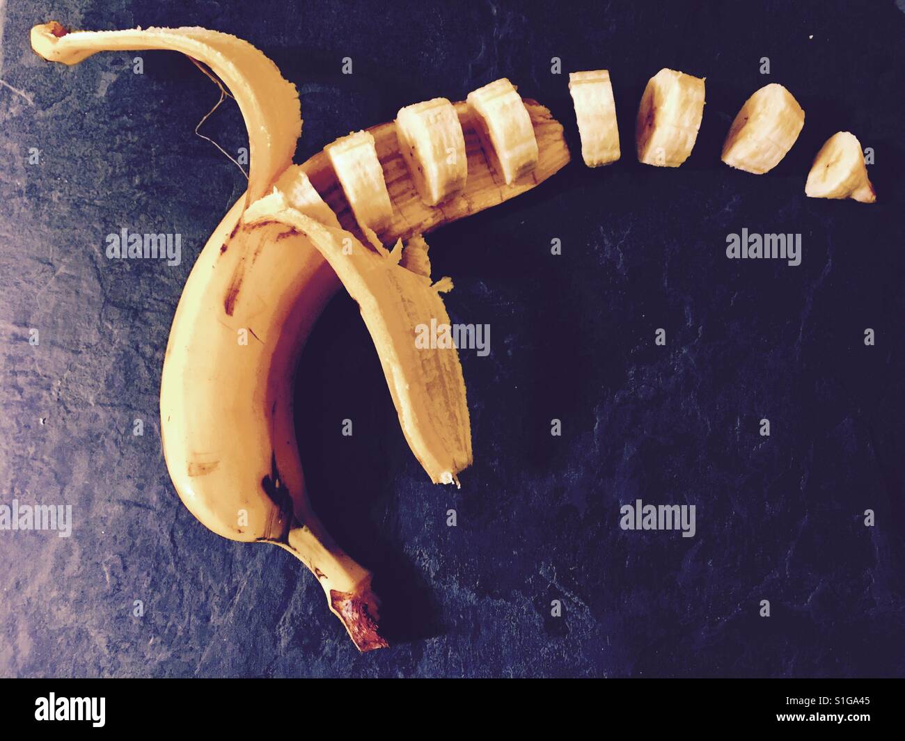 Hälfte ganz halb in Scheiben geschnittene Banane Stockfotografie - Alamy