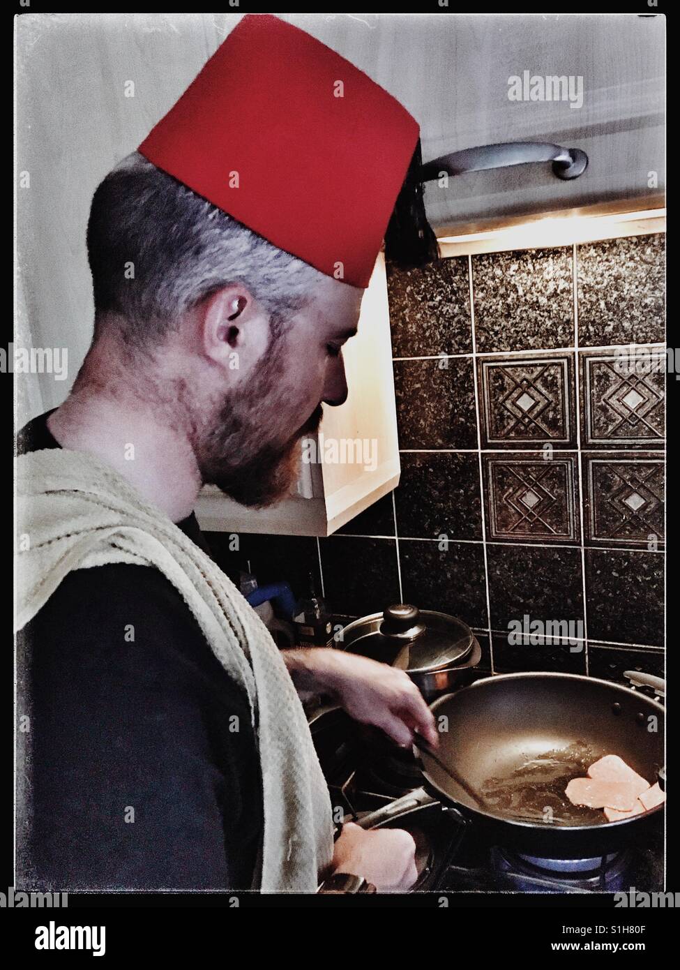 Turkish man cooking -Fotos und -Bildmaterial in hoher Auflösung – Alamy