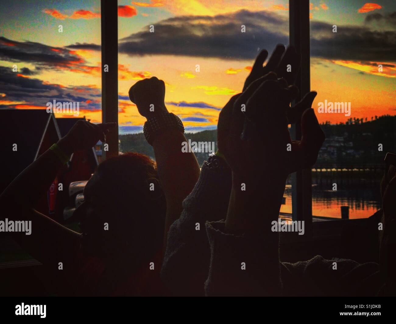 Sonnenuntergangs party -Fotos und -Bildmaterial in hoher Auflösung – Alamy