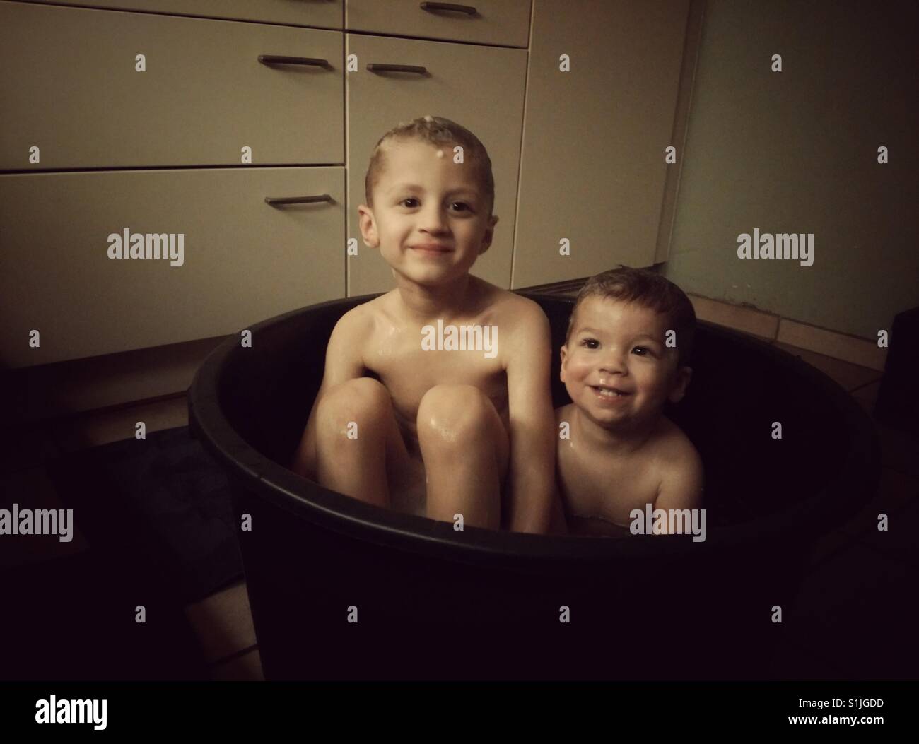 Zwei jungen, die in einer Wanne Baden Stockfotografie - Alamy