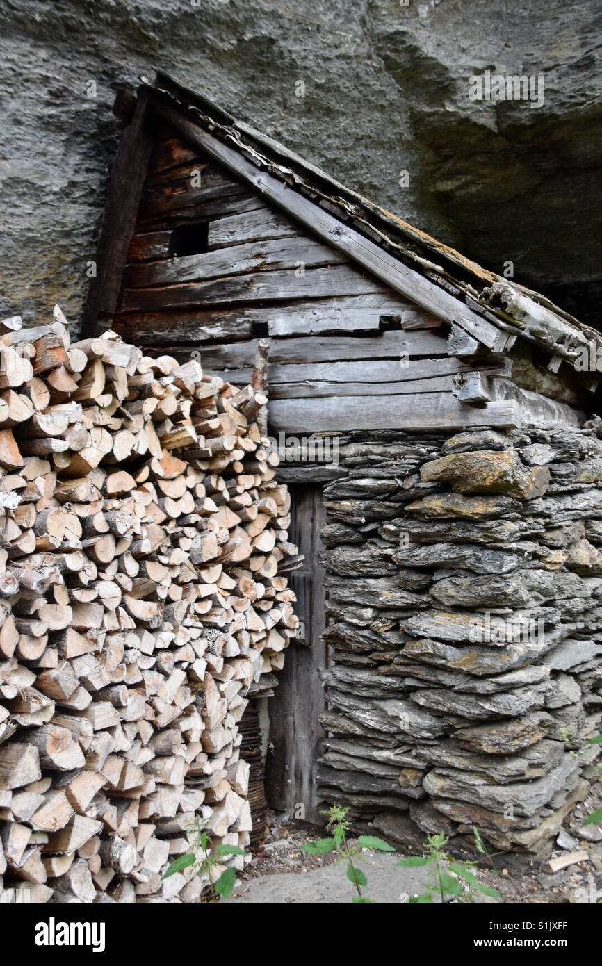 Holz und steinhaus -Fotos und -Bildmaterial in hoher Auflösung – Alamy