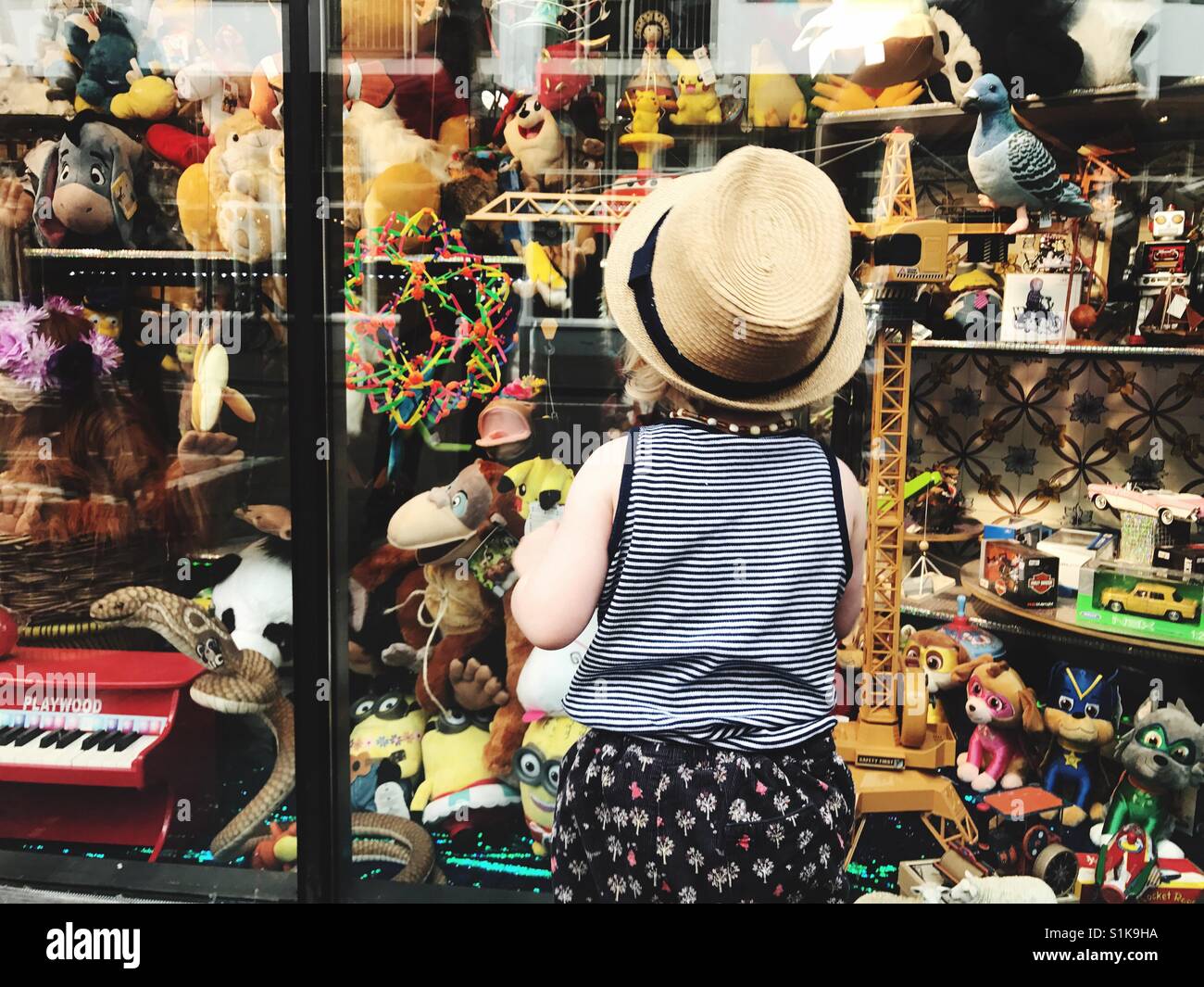 Einkaufen für kinder -Fotos und -Bildmaterial in hoher Auflösung – Alamy