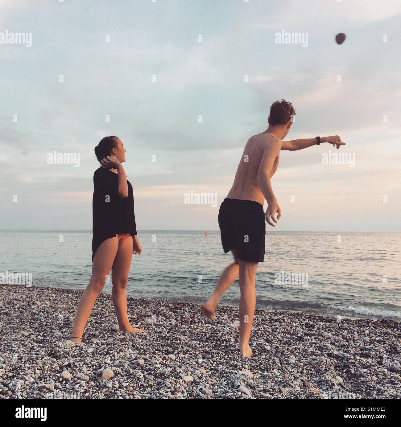 Steine am strand werfen -Fotos und -Bildmaterial in hoher Auflösung – Alamy