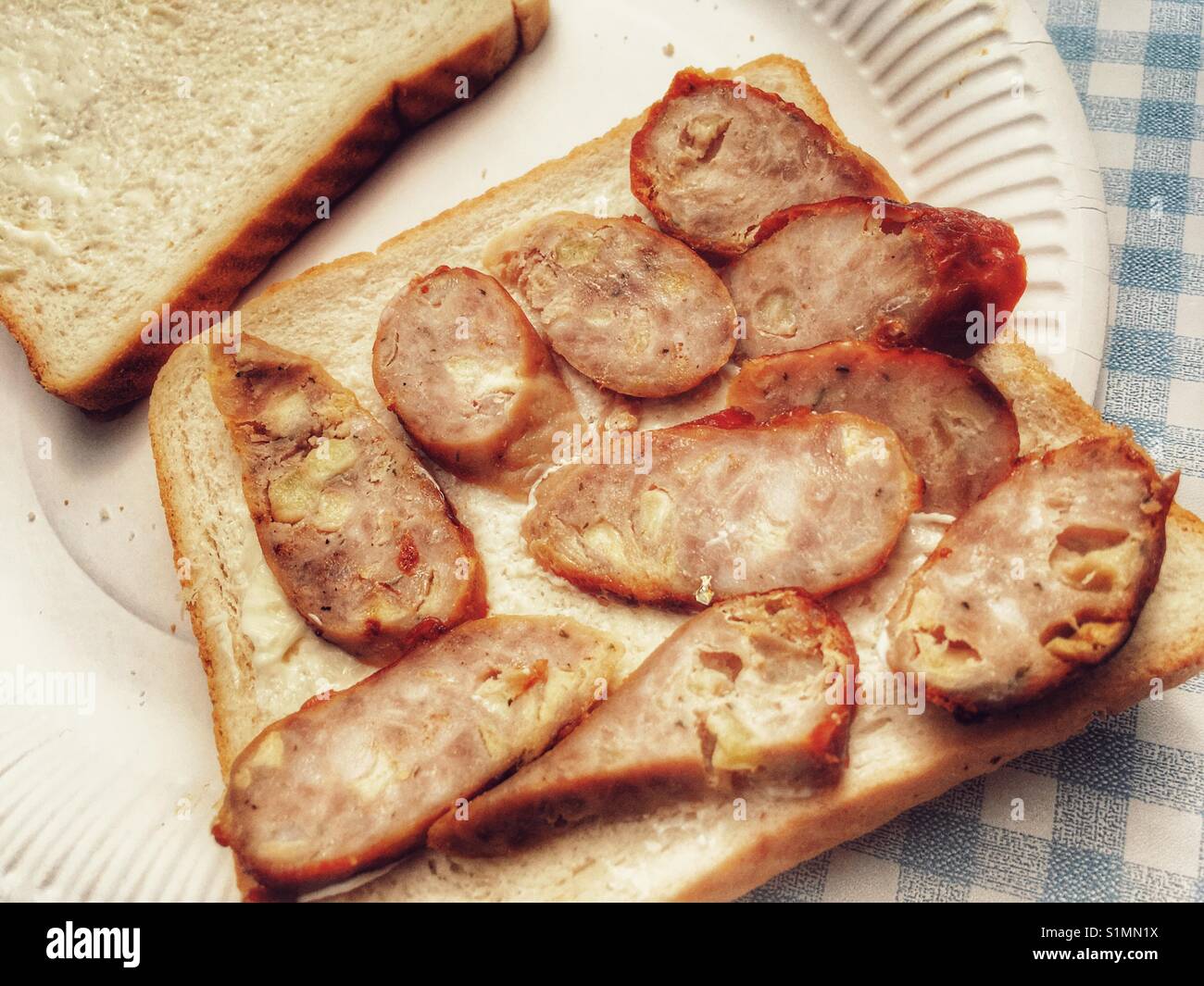 Cold sausage sandwich -Fotos und -Bildmaterial in hoher Auflösung – Alamy