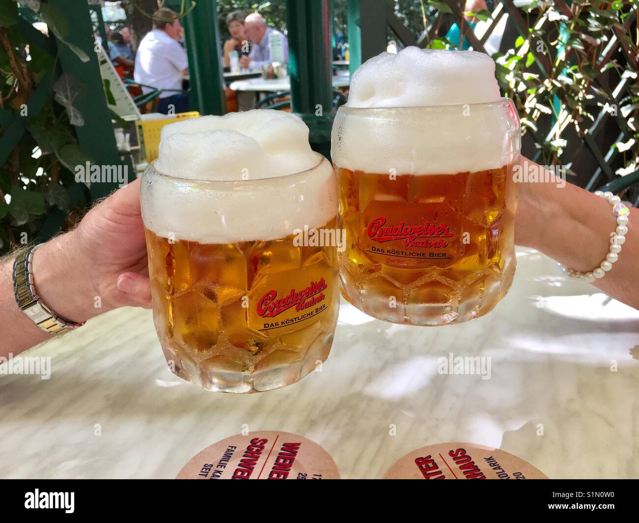 Zwei Bier im Biergarten in Wien, Österreich Stockfotografie - Alamy