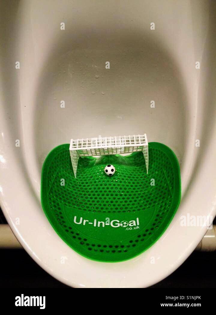 Urinal mit fußballtor und fußball -Fotos und -Bildmaterial in hoher ...
