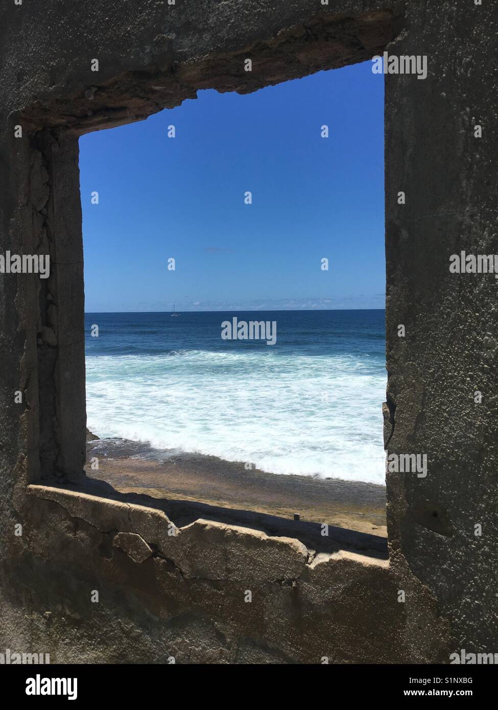 Blick durch das fenster boot meer -Fotos und -Bildmaterial in hoher ...