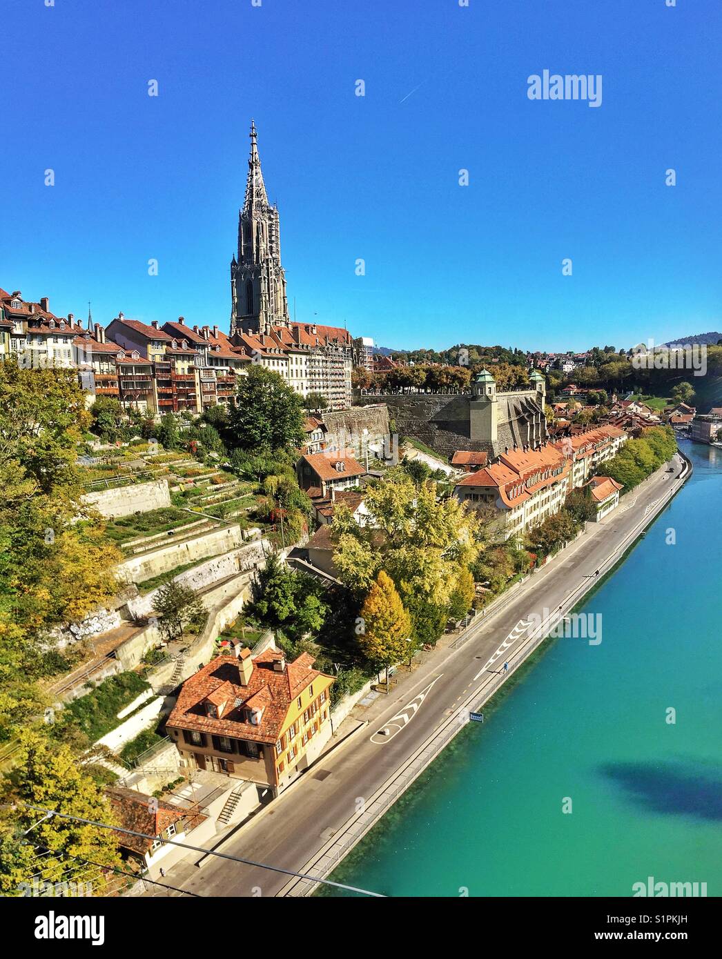 Altstadt von Bern, die Schweiz mit der Kathedrale und den Fluss Aare ...