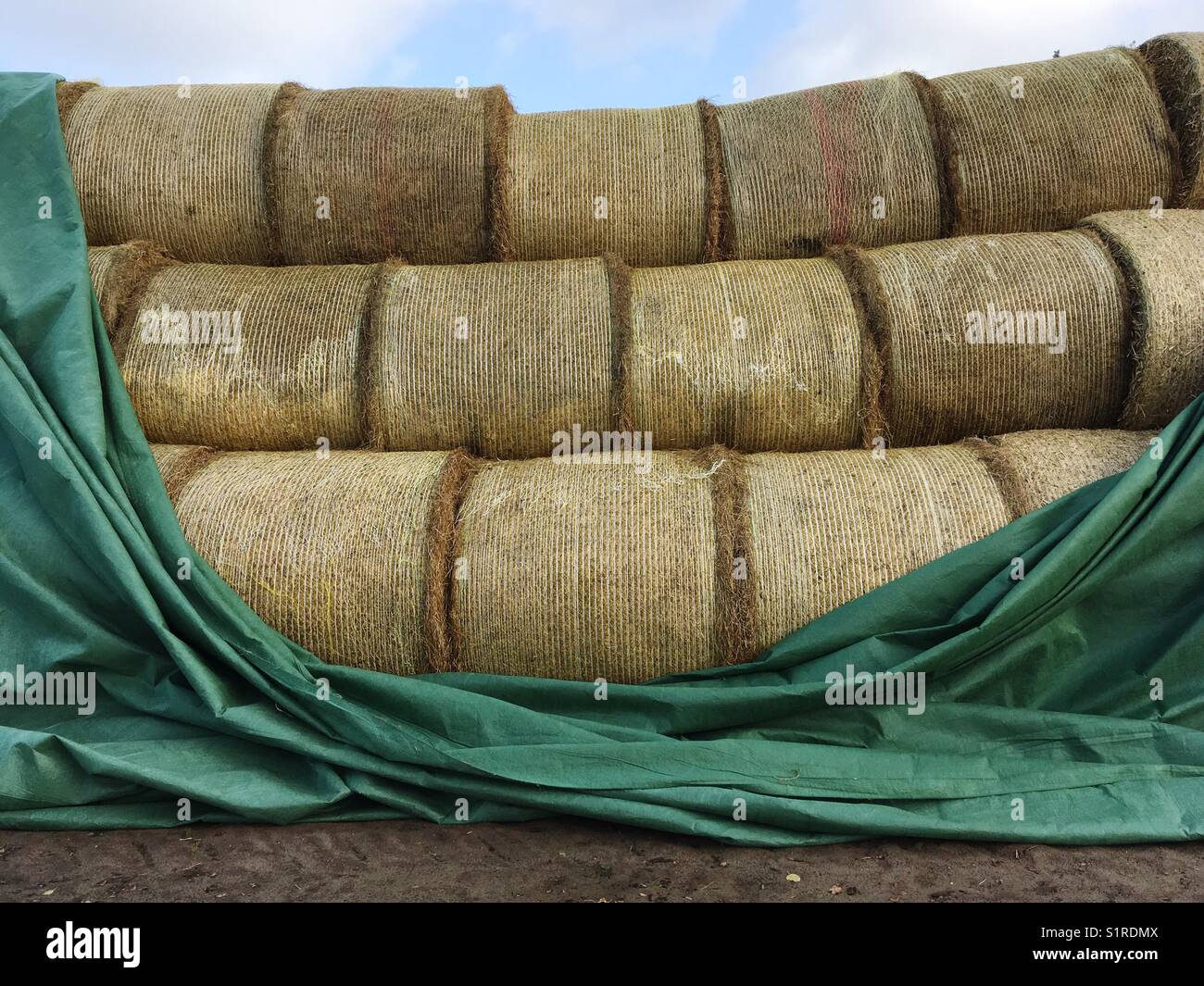 Heuballen stapeln -Fotos und -Bildmaterial in hoher Auflösung – Alamy