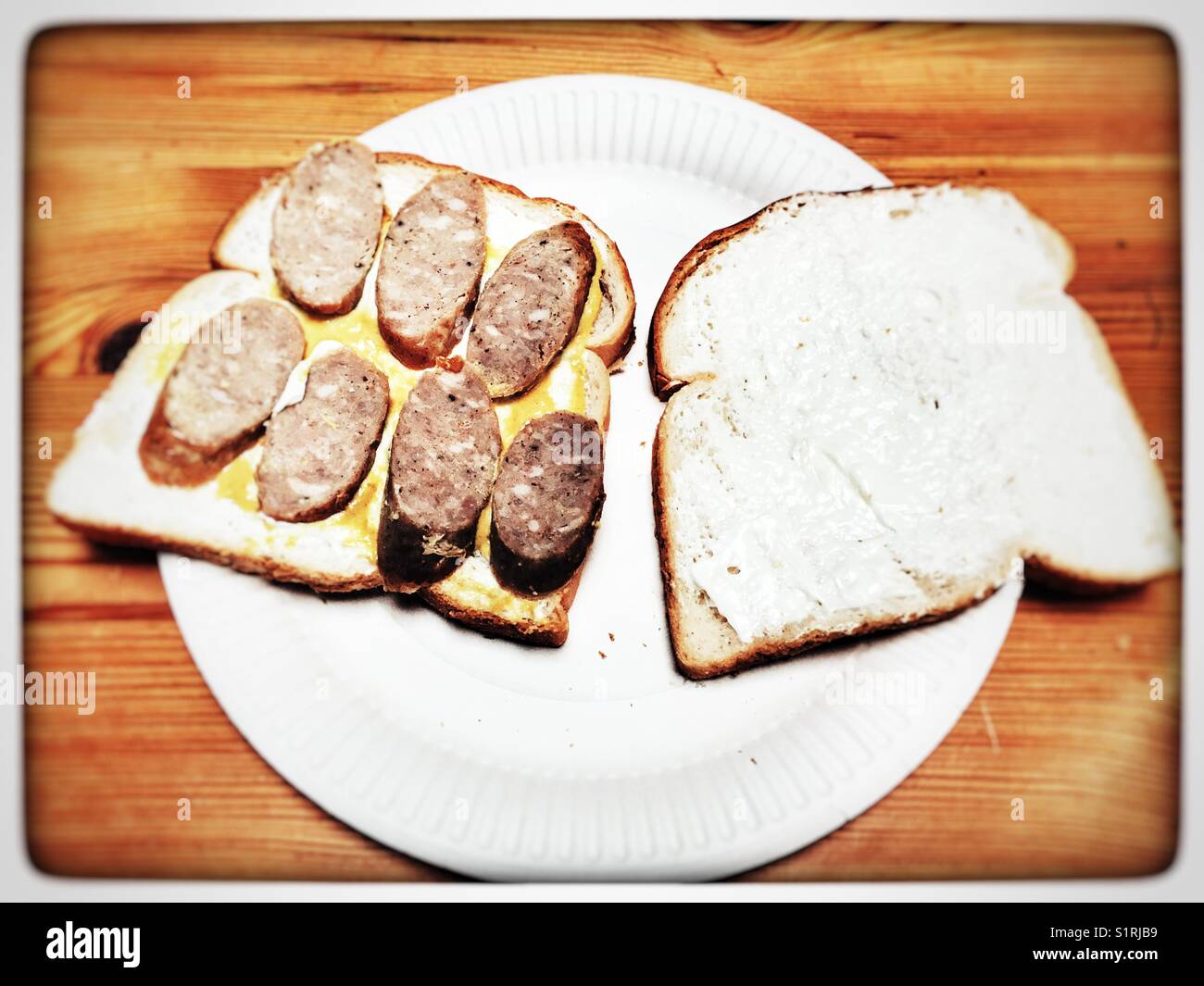 Wurst auf weißem Toastbrot mit Mayonnaise Stockfotografie - Alamy