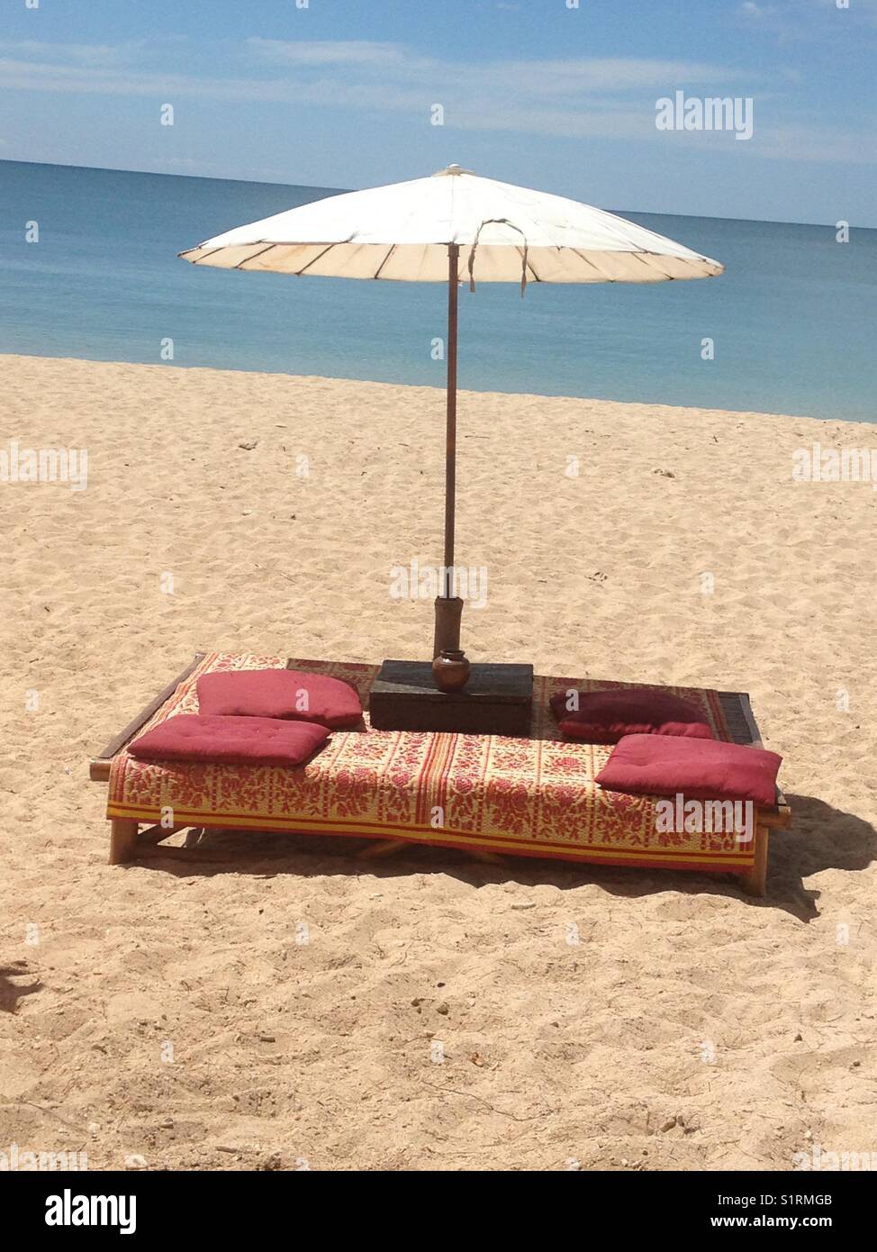 Liege am Strand in Koh Lanta thailand Stockfotografie - Alamy