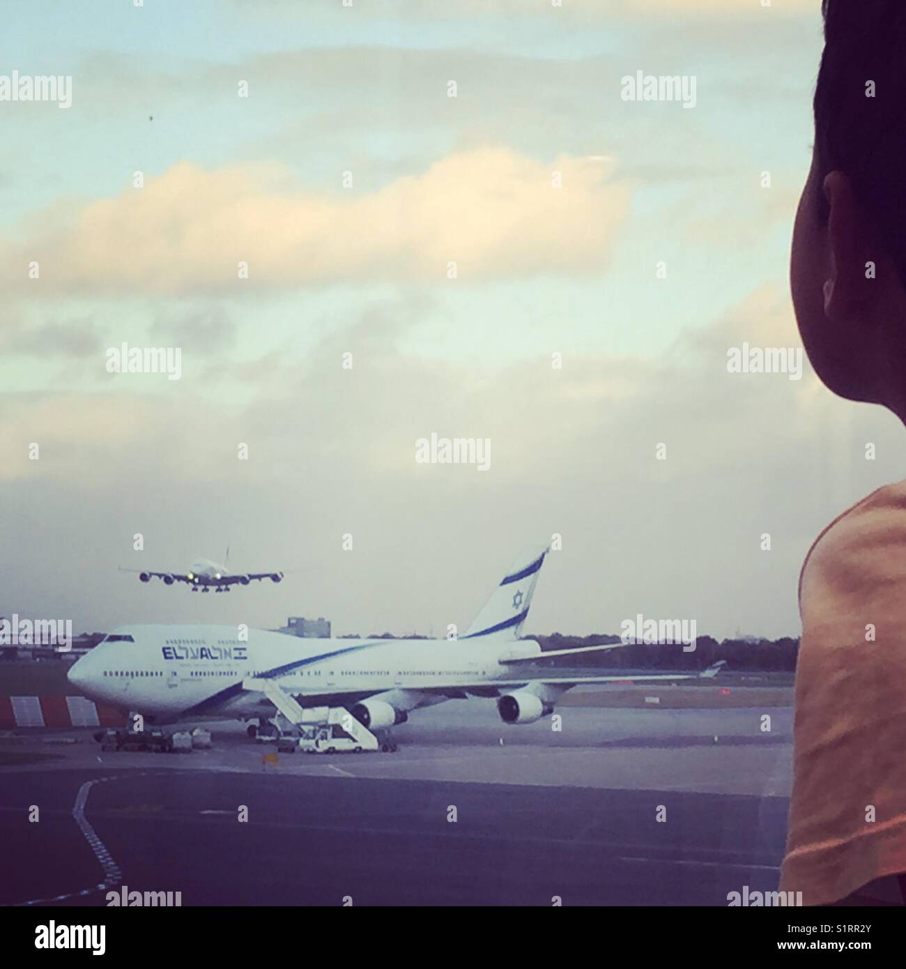 Flugzeug am terminal -Fotos und -Bildmaterial in hoher Auflösung – Alamy